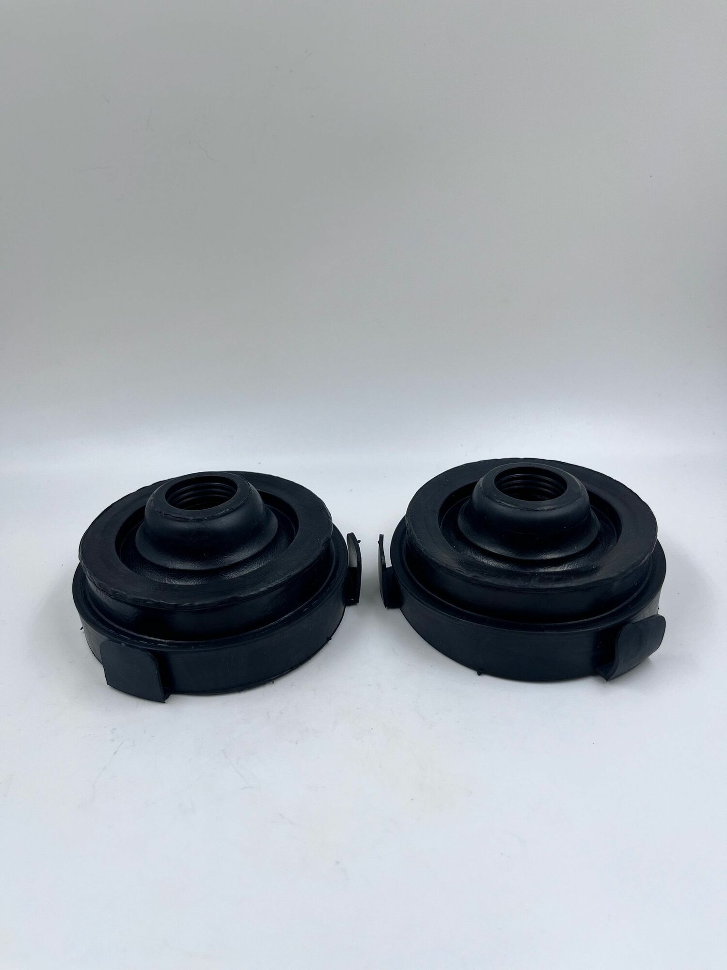 Крышка фары (уплотнитель) ВАЗ 2190/Лада Гранта/Granta на ножках для HELLA черные 2шт.