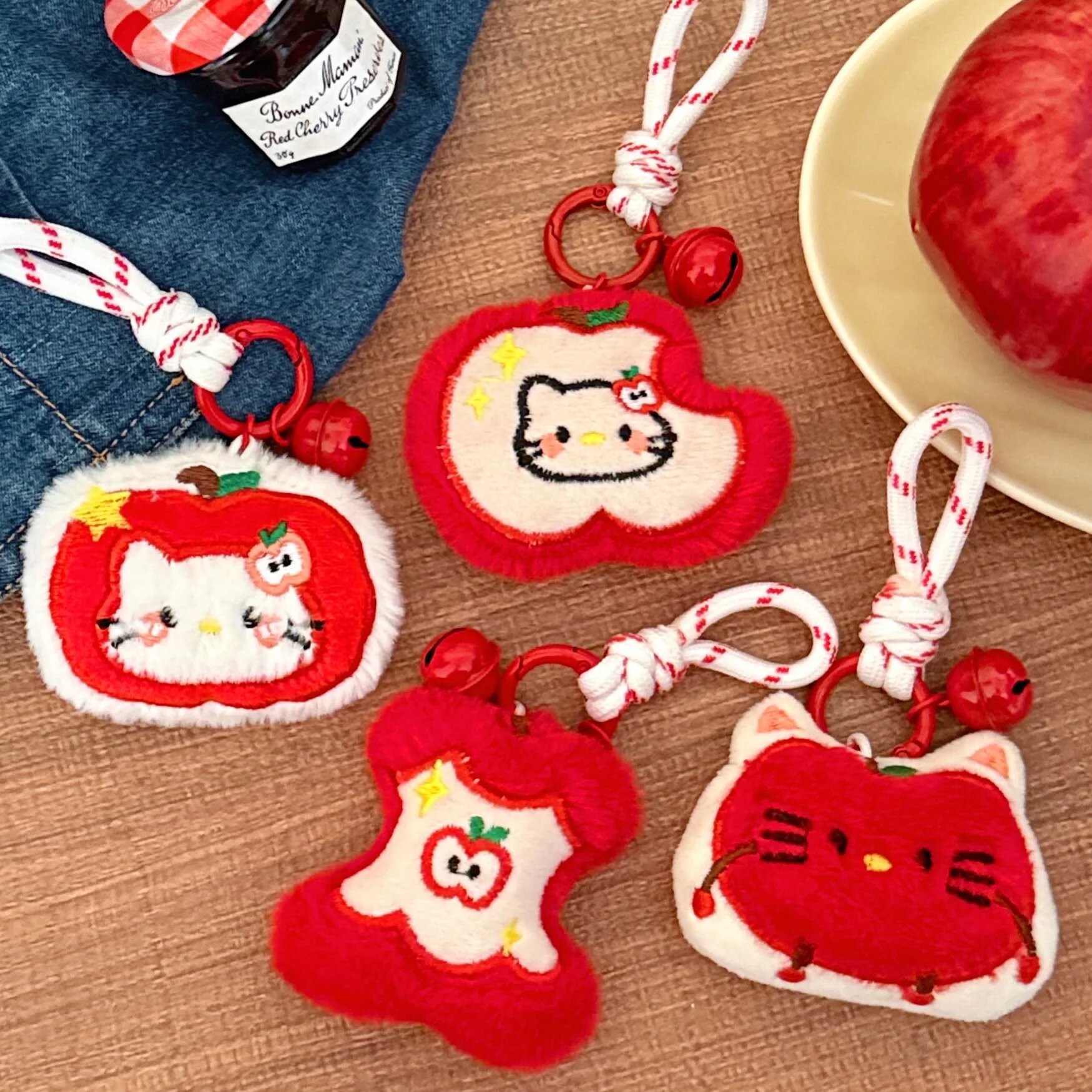 MINISO Кулон в виде плюшевого яблока Hello Kitty от Sanrio (1/4 штуки), милый брелок для сумки, многофункциональный брелок-подвеска,