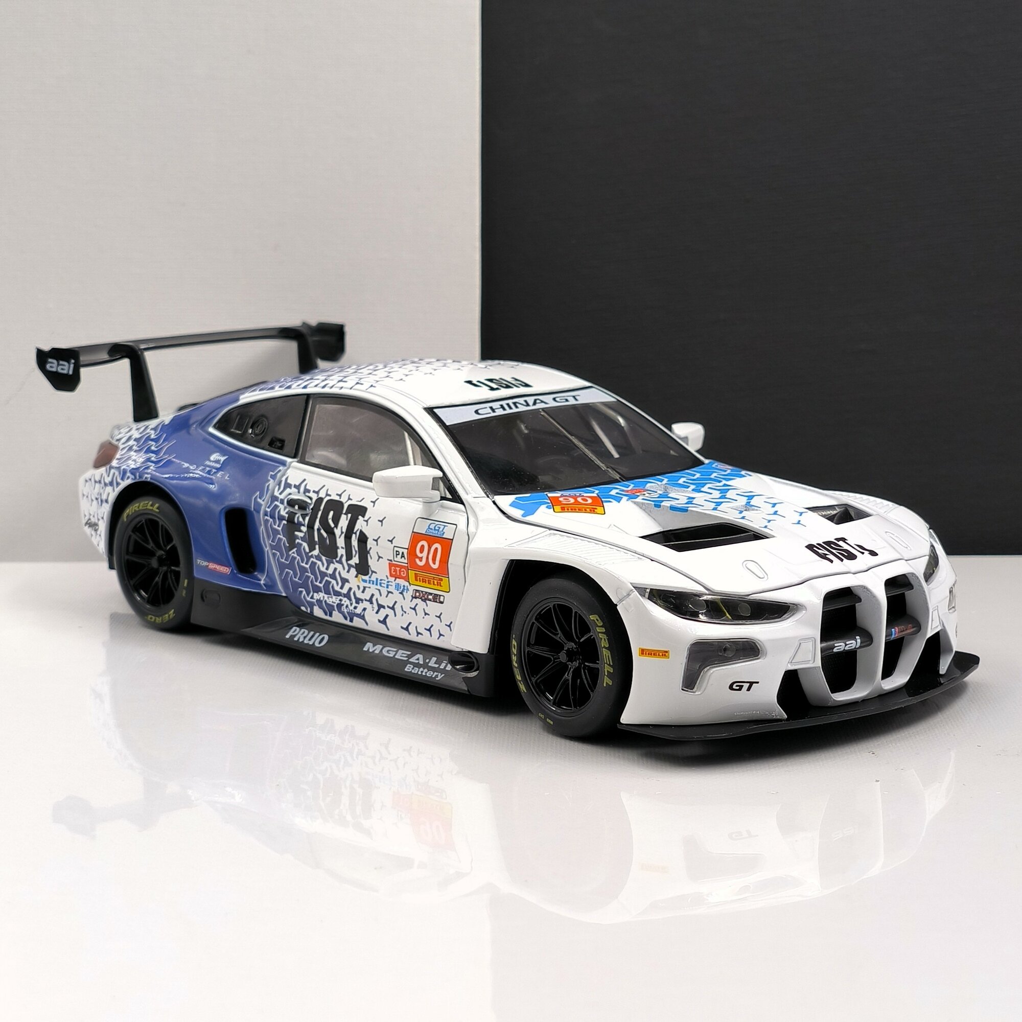 Машинка металлическая BMW M4 GT3 EVO #90 с инерционным механизмом и свето-звуковым сопровождением. Масштаб 1:24