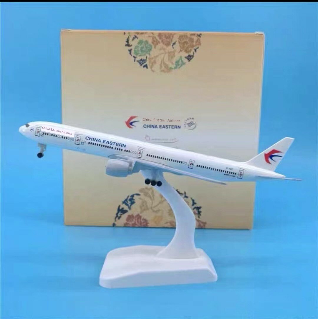 Статическая модель самолета Боинг 777 авиакомпании Восточная Китайская 20 см из сплава с колесами для настольного