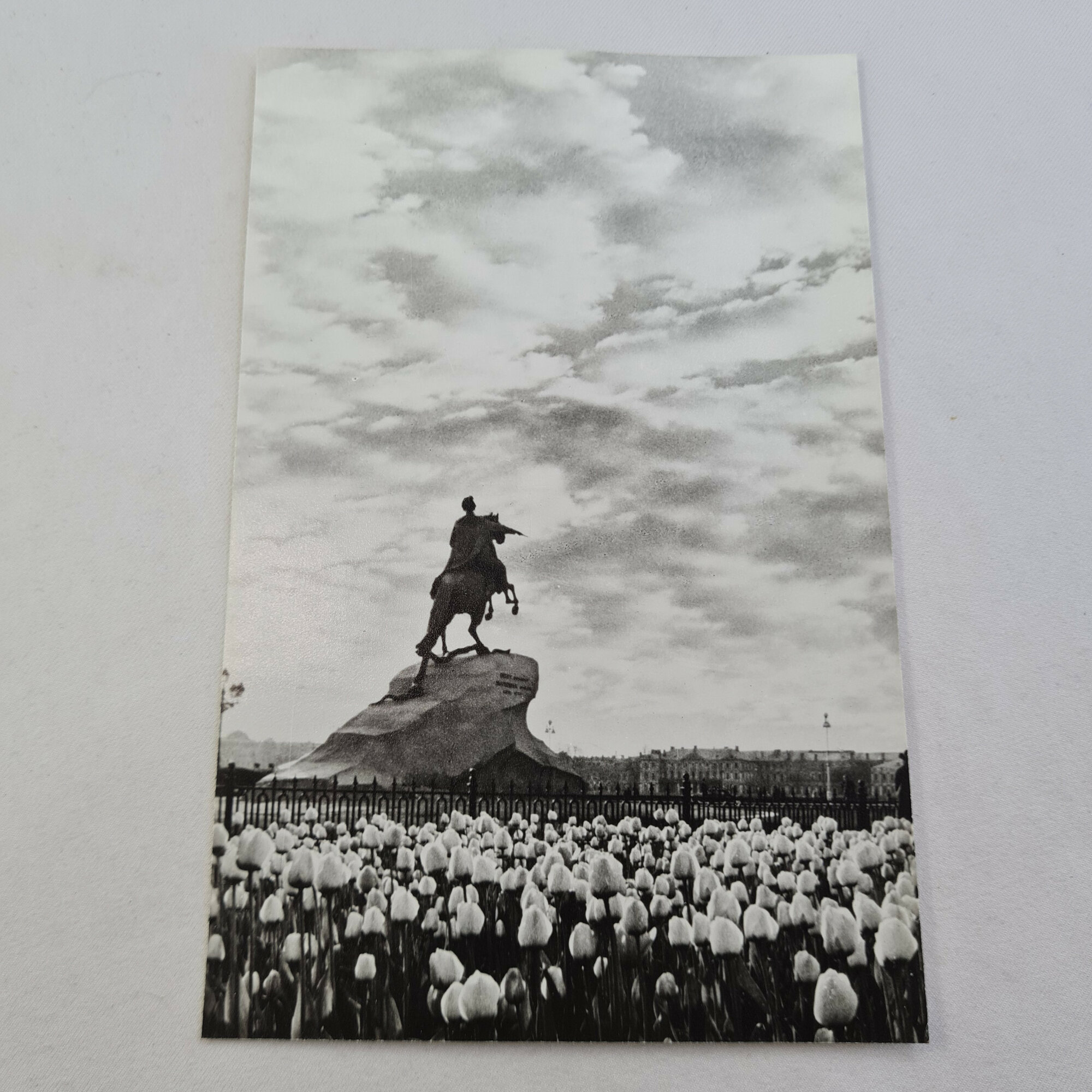 Открытка советская СССР. Ленинград, памятник Петру Первому, городской пейзаж с тюльпанами. Винтаж
