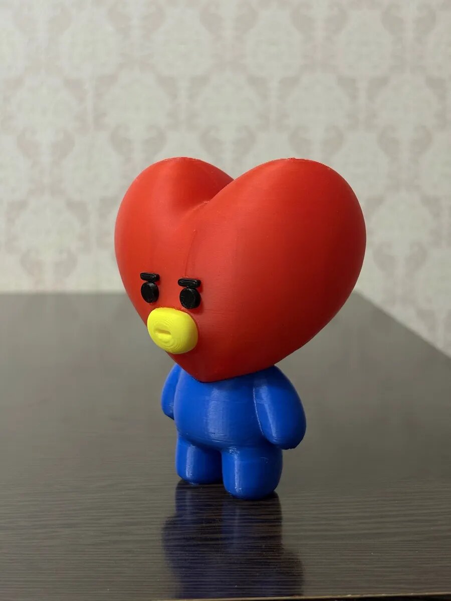 Фигурка TATA из BT21: очаровательный инопланетный принц с сердцем вместо головы  —  для коллекции и яркого декора — фото 1