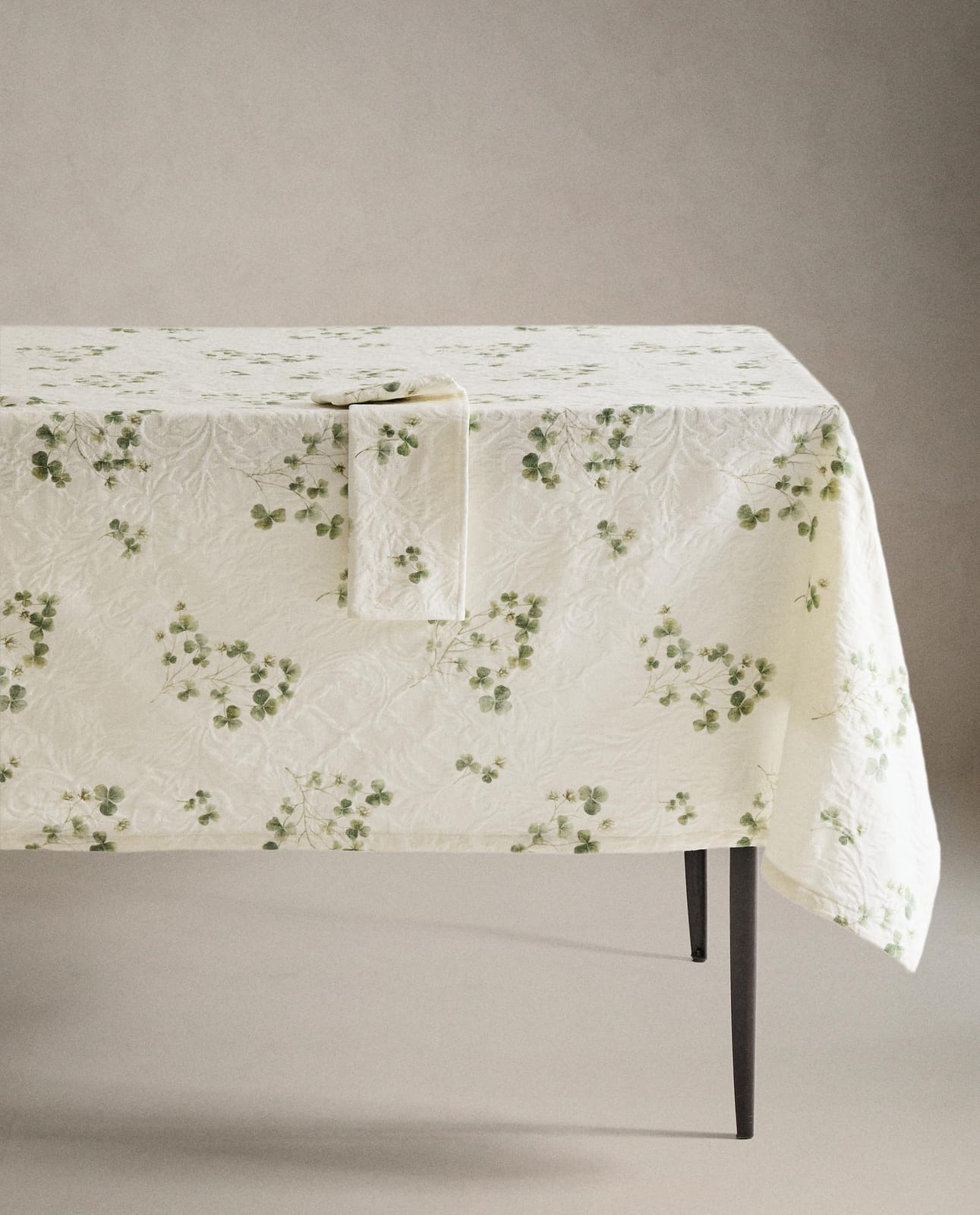 Скатерть ZARA HOME жаккардовая скатерть с клевером, зеленый, 150x250 см 1200/021/500-63
