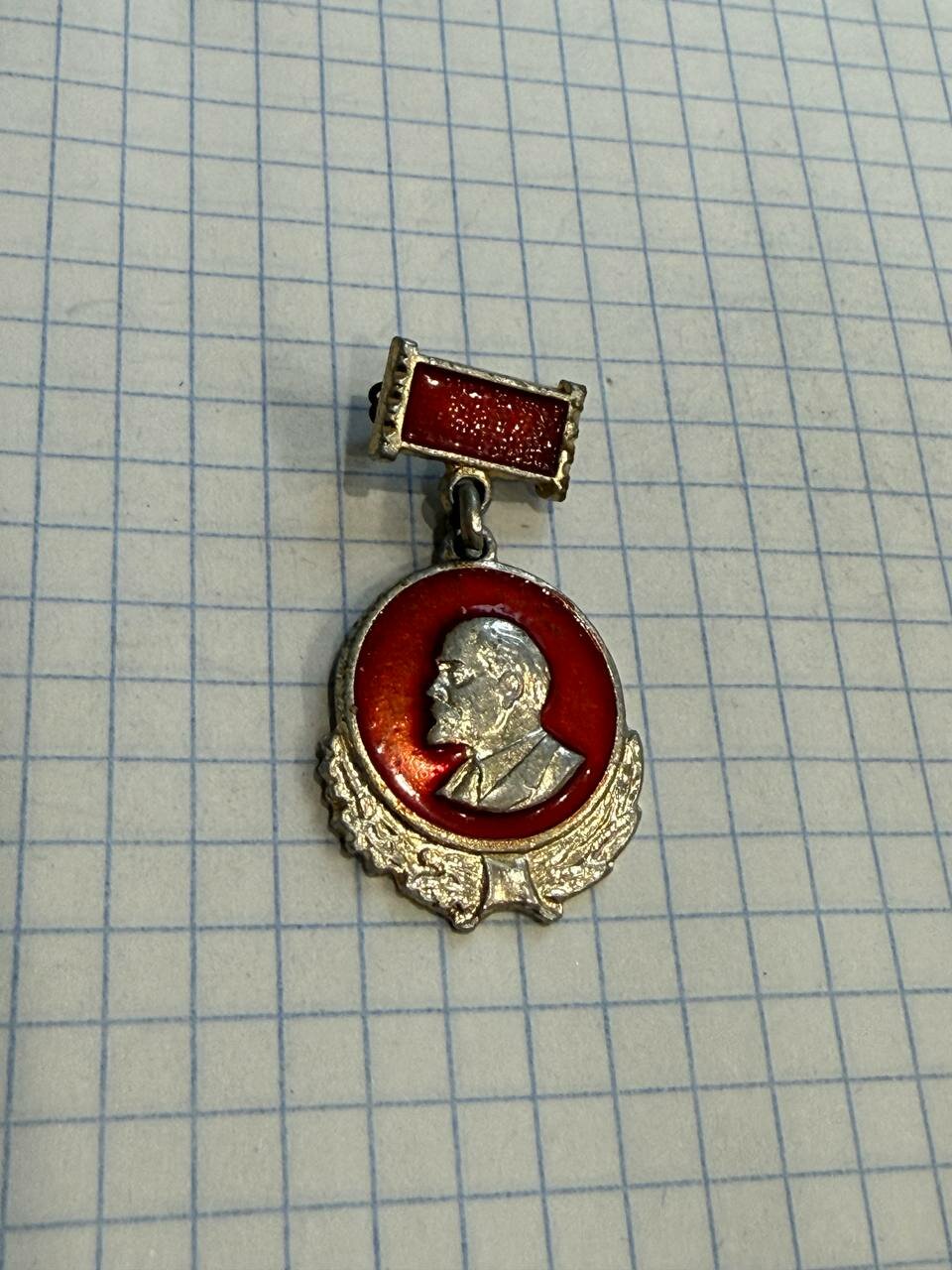 Значок с профилем Ленина