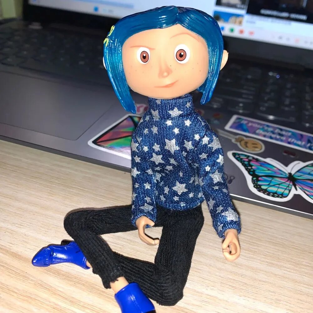 Фигурка Coraline (Коралина) в свитере со звездами, ПВХ, 18 см, арт. 2797947120 — фото 1