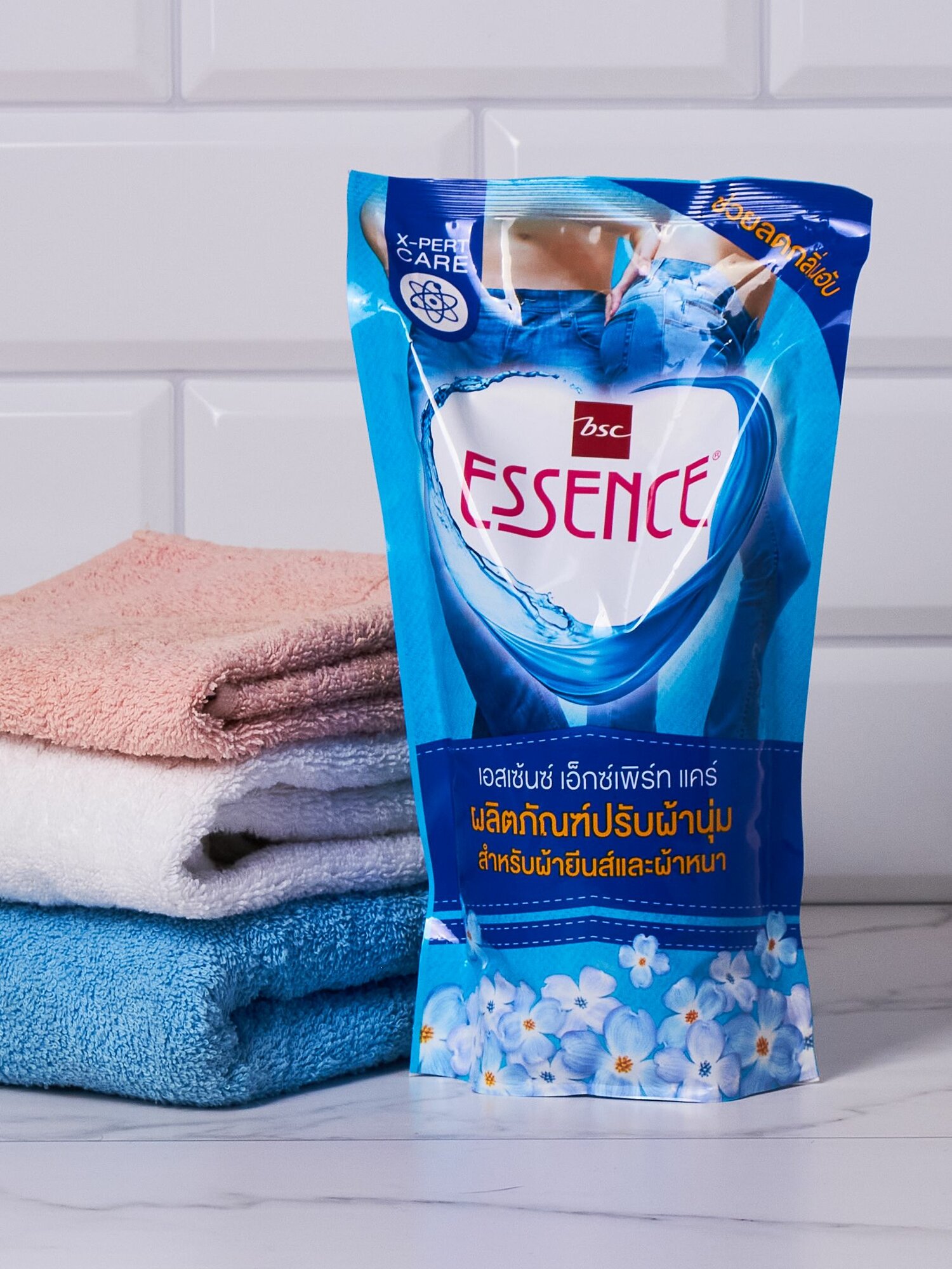 LION Кондиционер для джинсовой ткани 600 мл Essence Hi-Class For jeans Fabric Conditioner