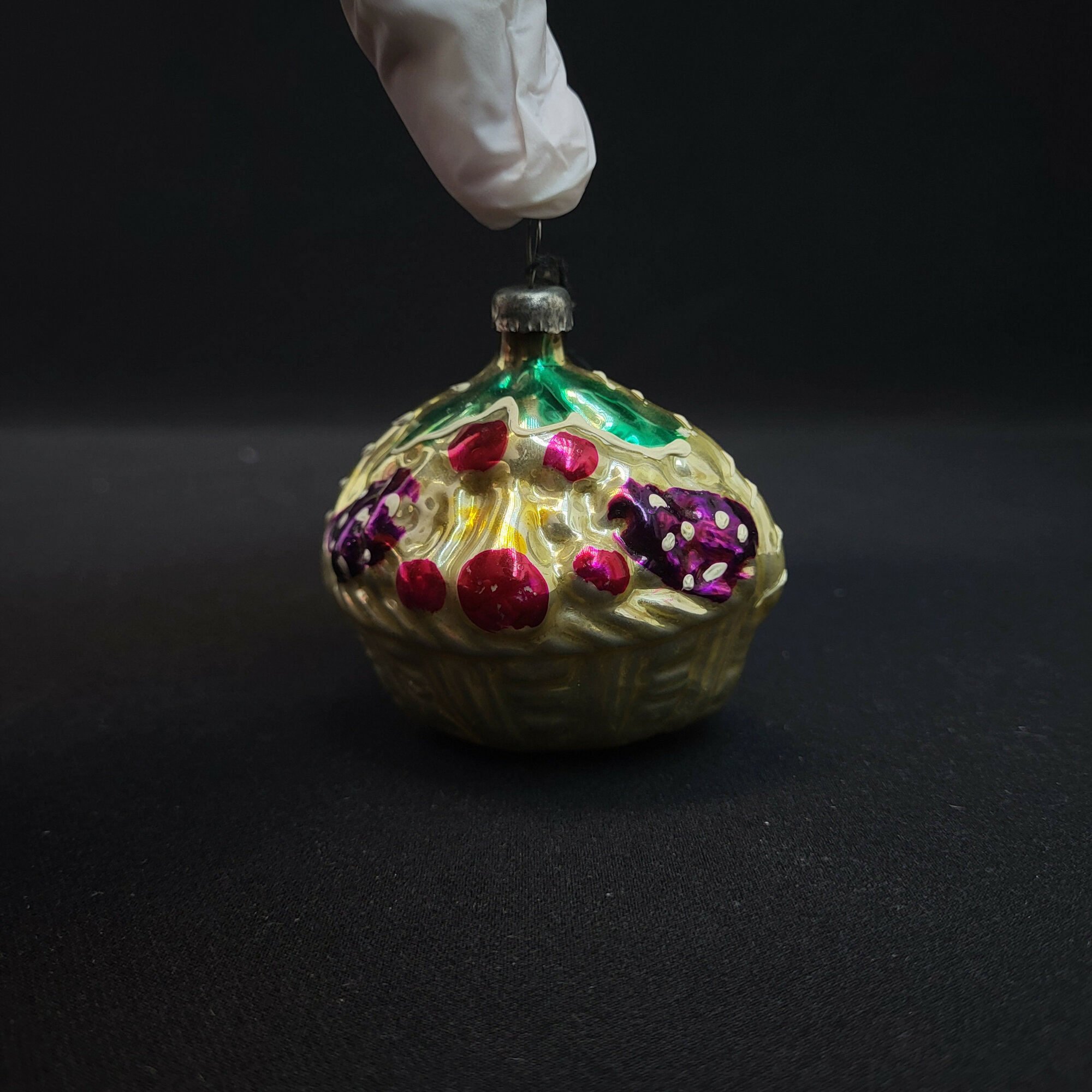Игрушка елочная винтажная, СССР. Стекло, фигурка корзинки с ягодами и зеленым верхом