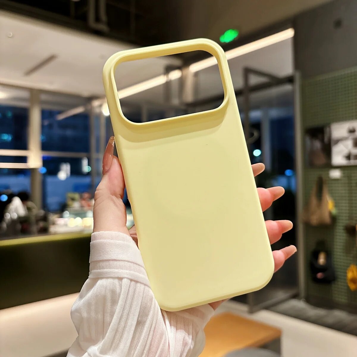Жидкий силиконовый магнитный чехол для телефона Magsafe с iPhone 16 Pro, Светло-желтый, Milk Yellow