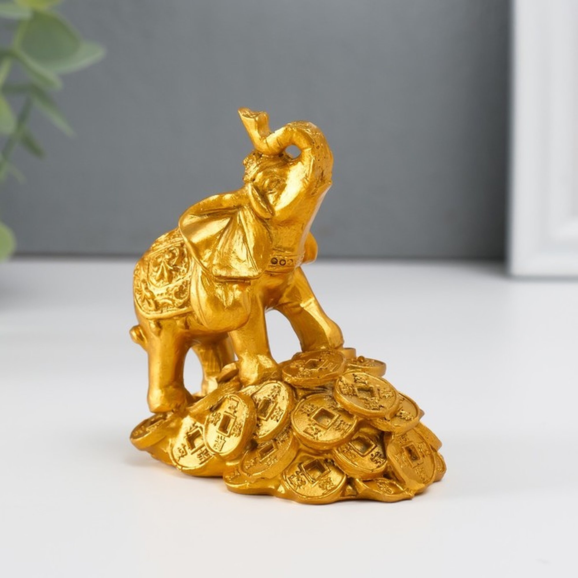 Нэцкэ фигурка «Слон на горке монет», полистоун, золотой, 8.7×7.5×5.4 см