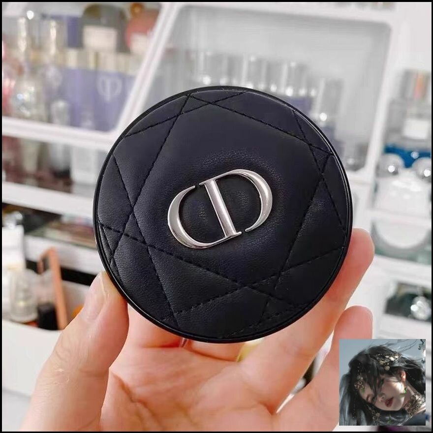 Dior Мини-стеклянное зеркало из овечьей кожи. (Подарок от косметического стенда Dior.)