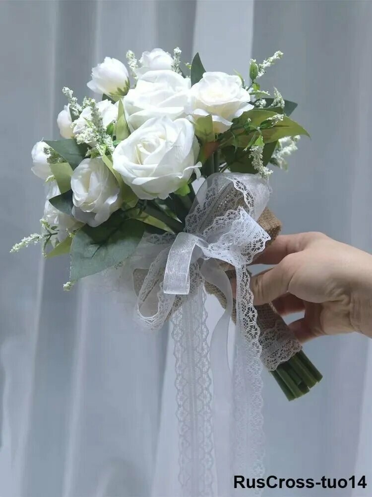 Свадебный букет с цветами в руках для невесты или подружки невесты