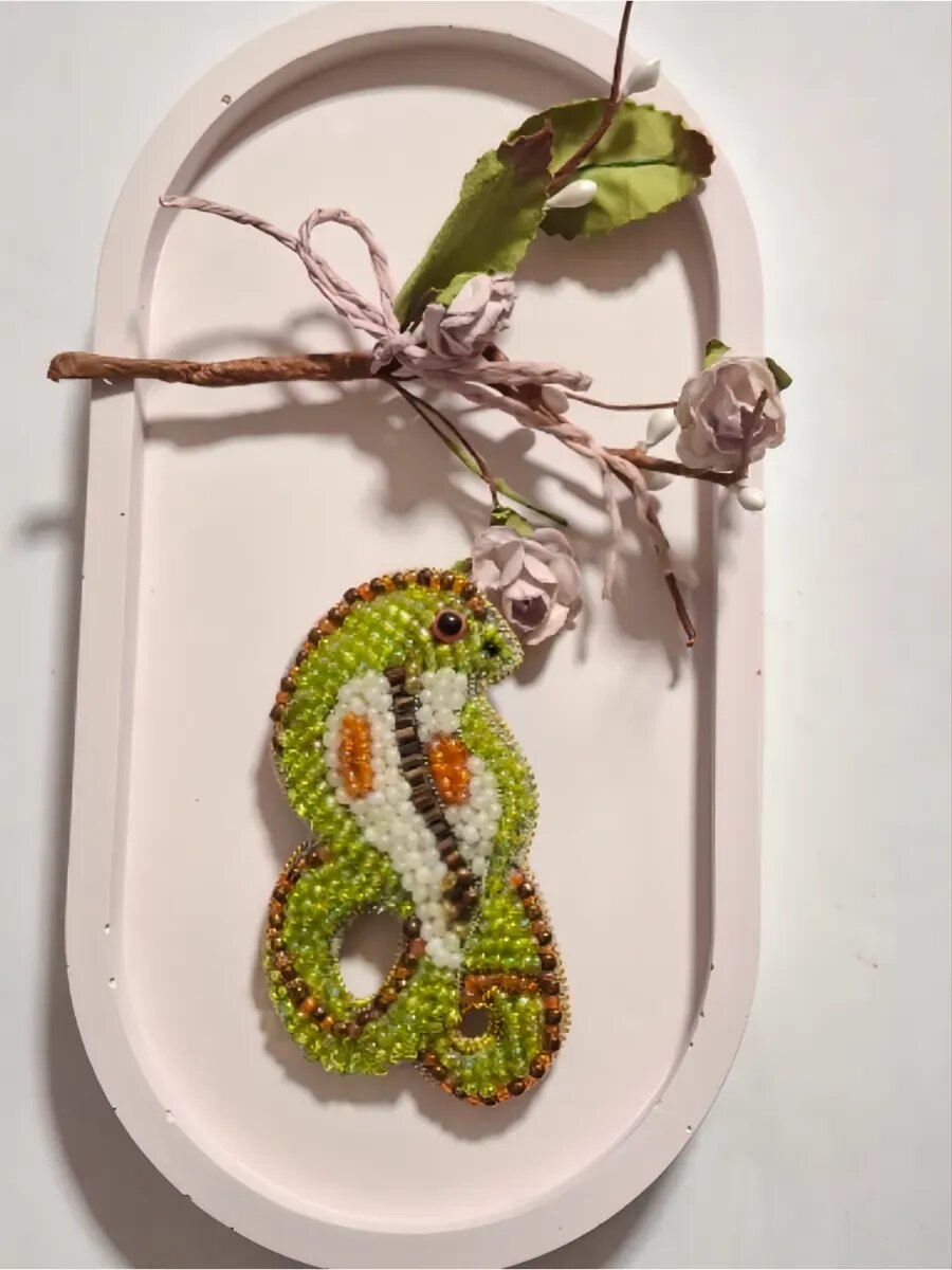 Брошь, стразы, бисер