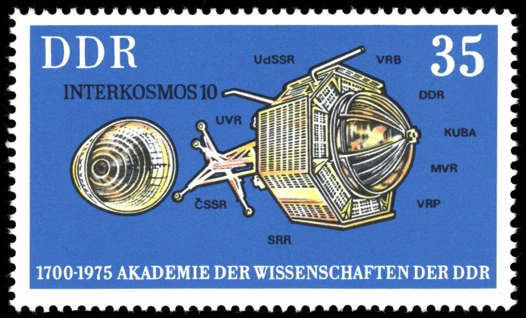 (1975-057) Марка Германия (ГДР) "Спутник" Академия наук 275 лет III