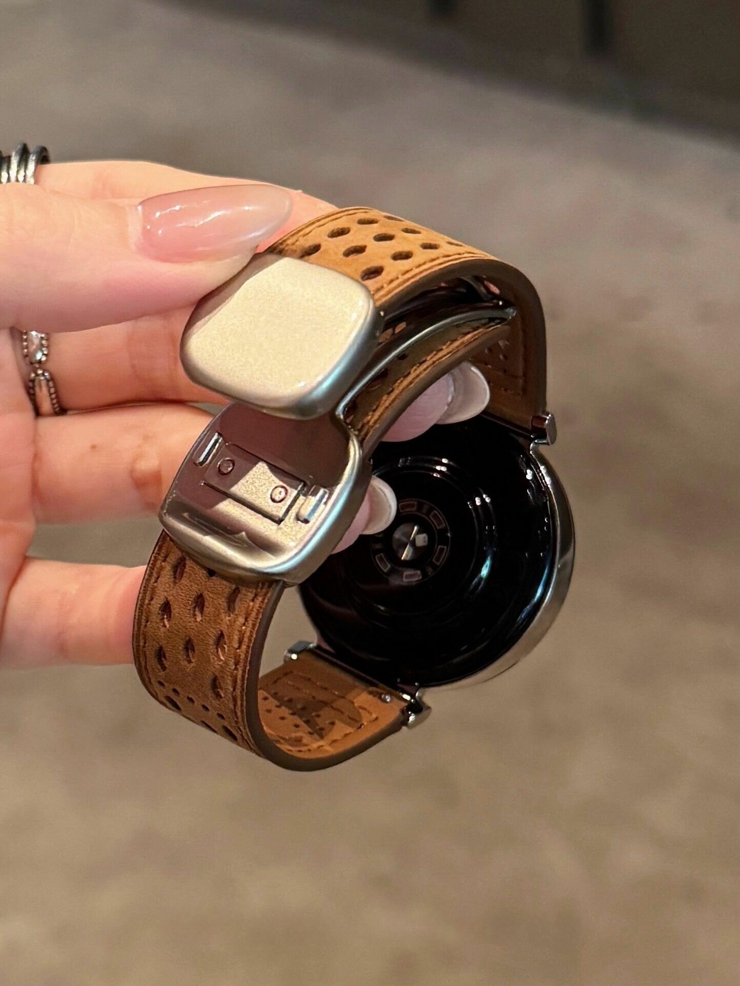 Кожаный ремешок для 18мм смарт-часов Xiaomi Watch S4 41мм, с магнитной застёжкой-клипсой, многодырочной конструкцией, легкий и гибкий/ стильно и универсально, 5 цветов на выбор