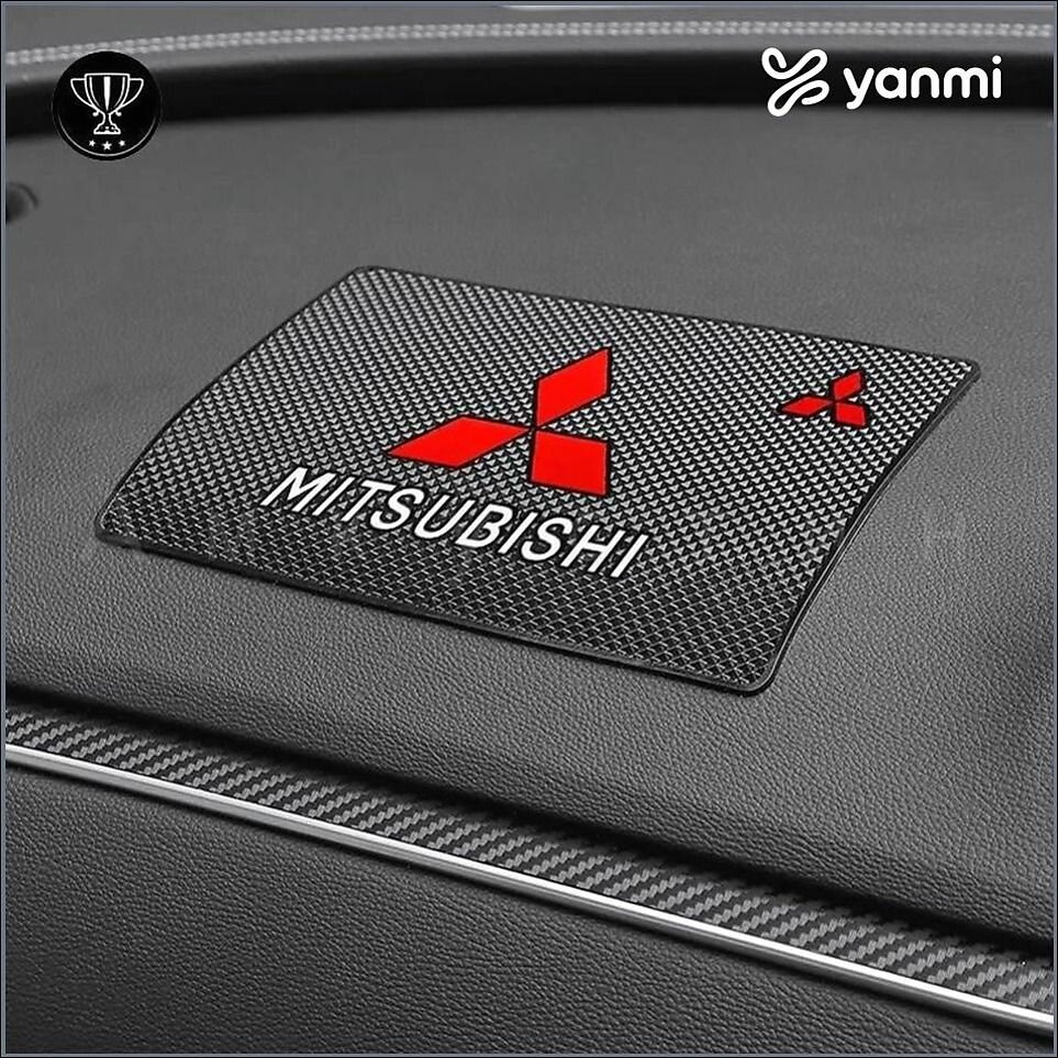 Коврик автомобильный, на торпедо, противоскользящий, с логотипом, для Mitsubishi, черный — фото 1