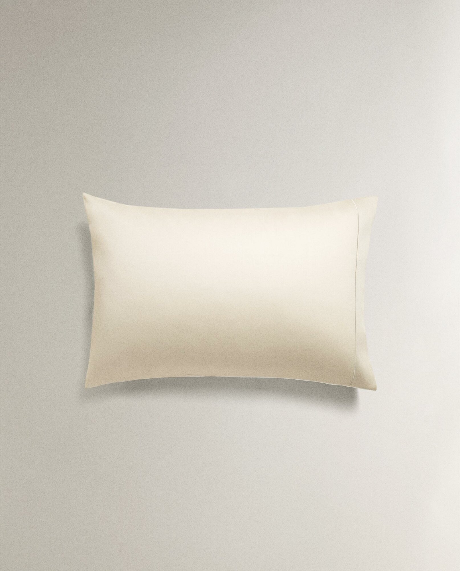 Атласная наволочка с отделкой (300 нитей на дюйм), 50 x 75 cm . Бренд - Zara Home