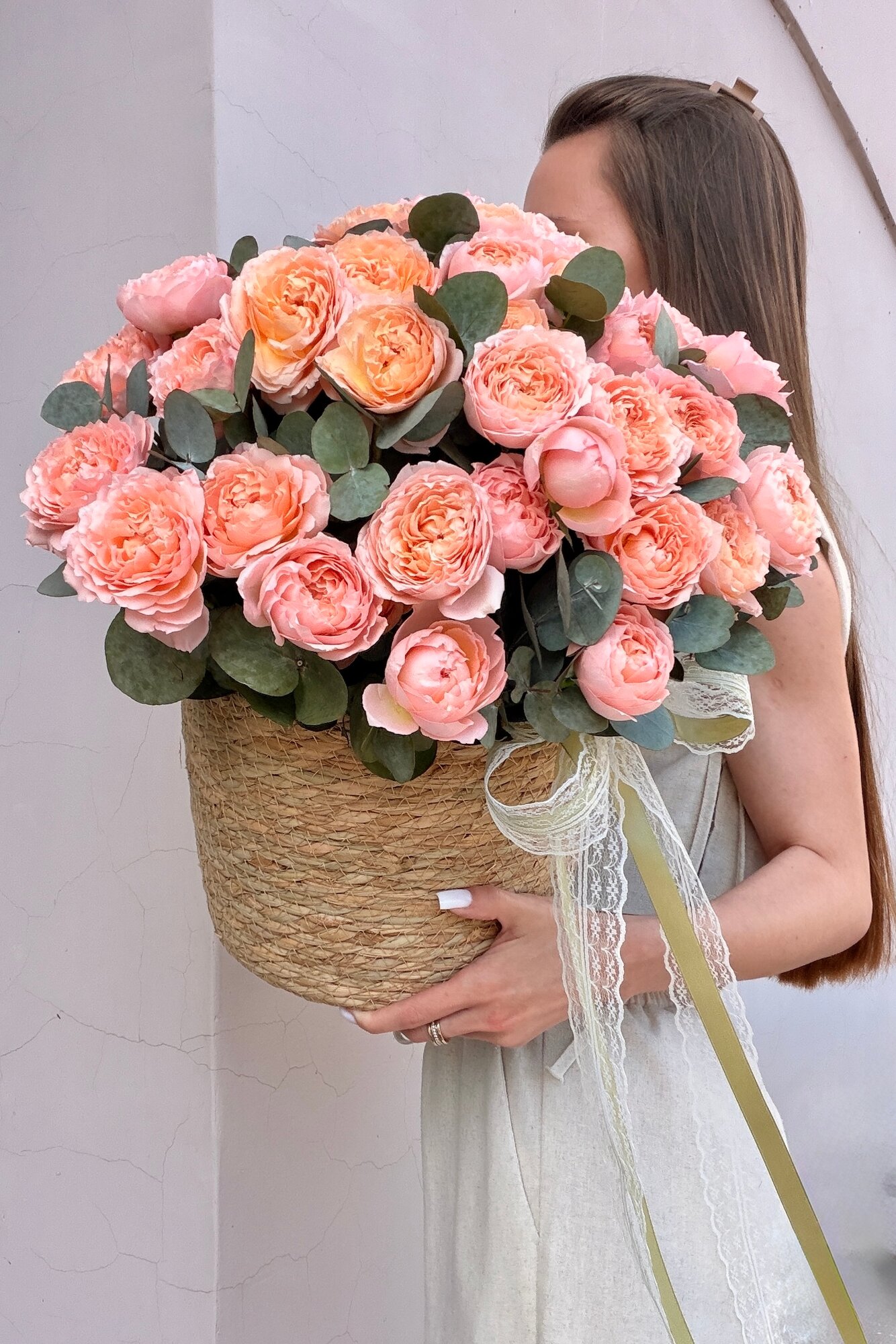 Композиция с пионовидными кустовыми розами, эвкалиптом с корзине VER FLOWERS