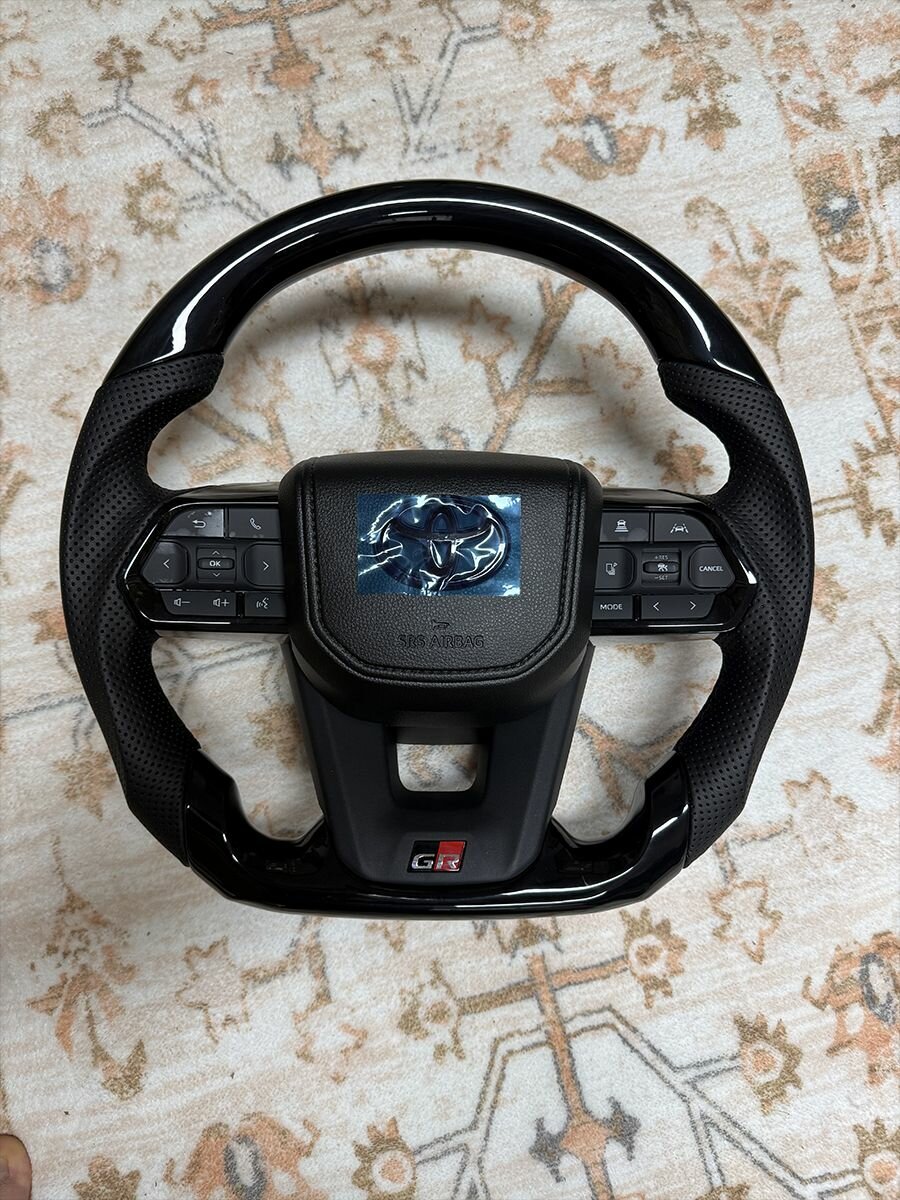 Подходит для рулевых колес таких автомобилей, как Toyota Camry, Highlander, Corolla Land Cruiser Prado и др.