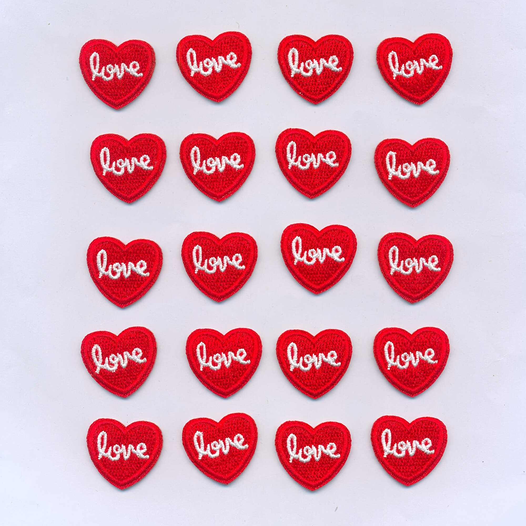 20 шт. красные сердечки с вышивкой "Love", термонаклейки/нашивки для одежды, сумок, обуви, шляп, домашнего декора, поделки на День святого Валентина