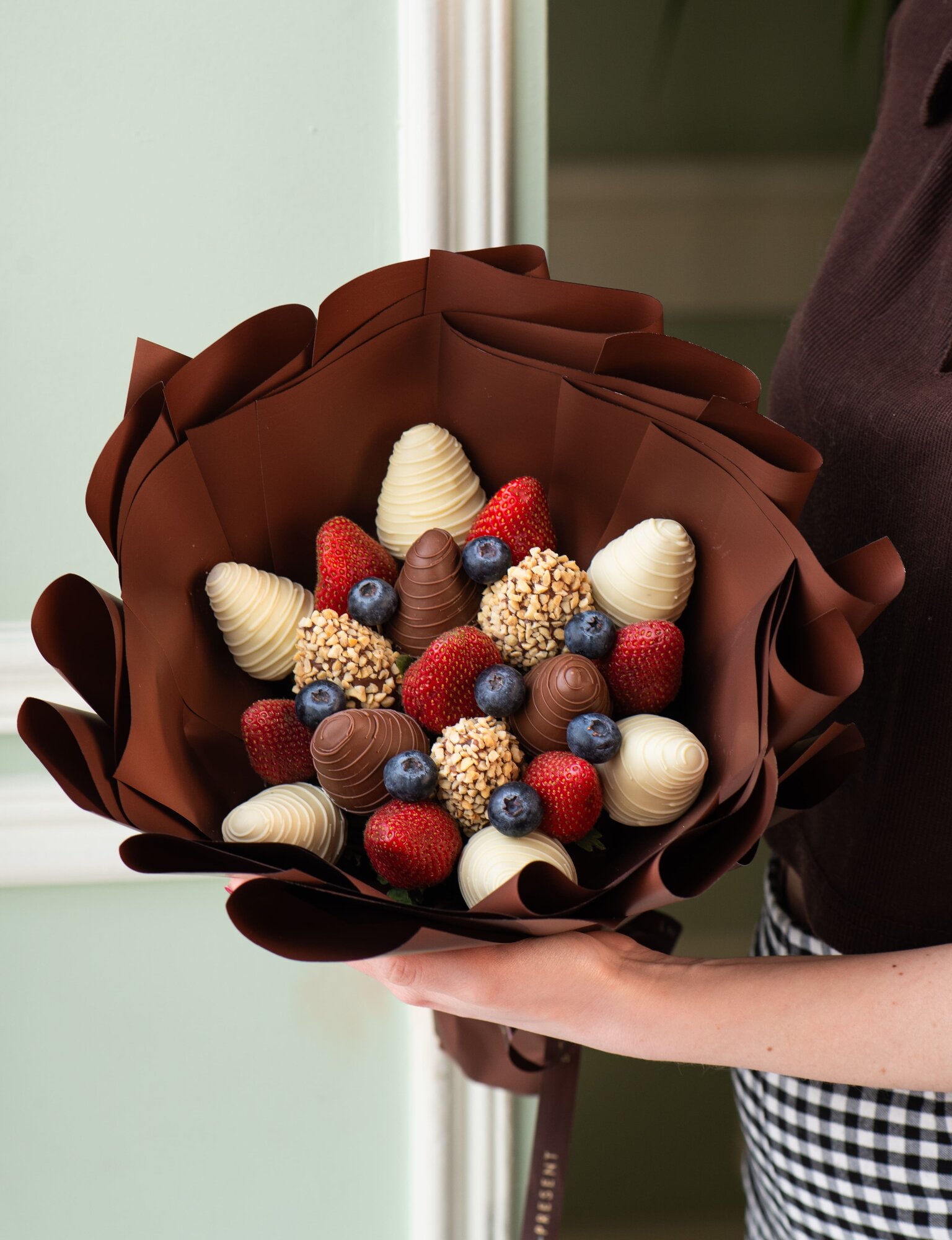 Клубника в шоколаде букет "Роскошь" S 18-20 шт Букет из ягод в шоколаде