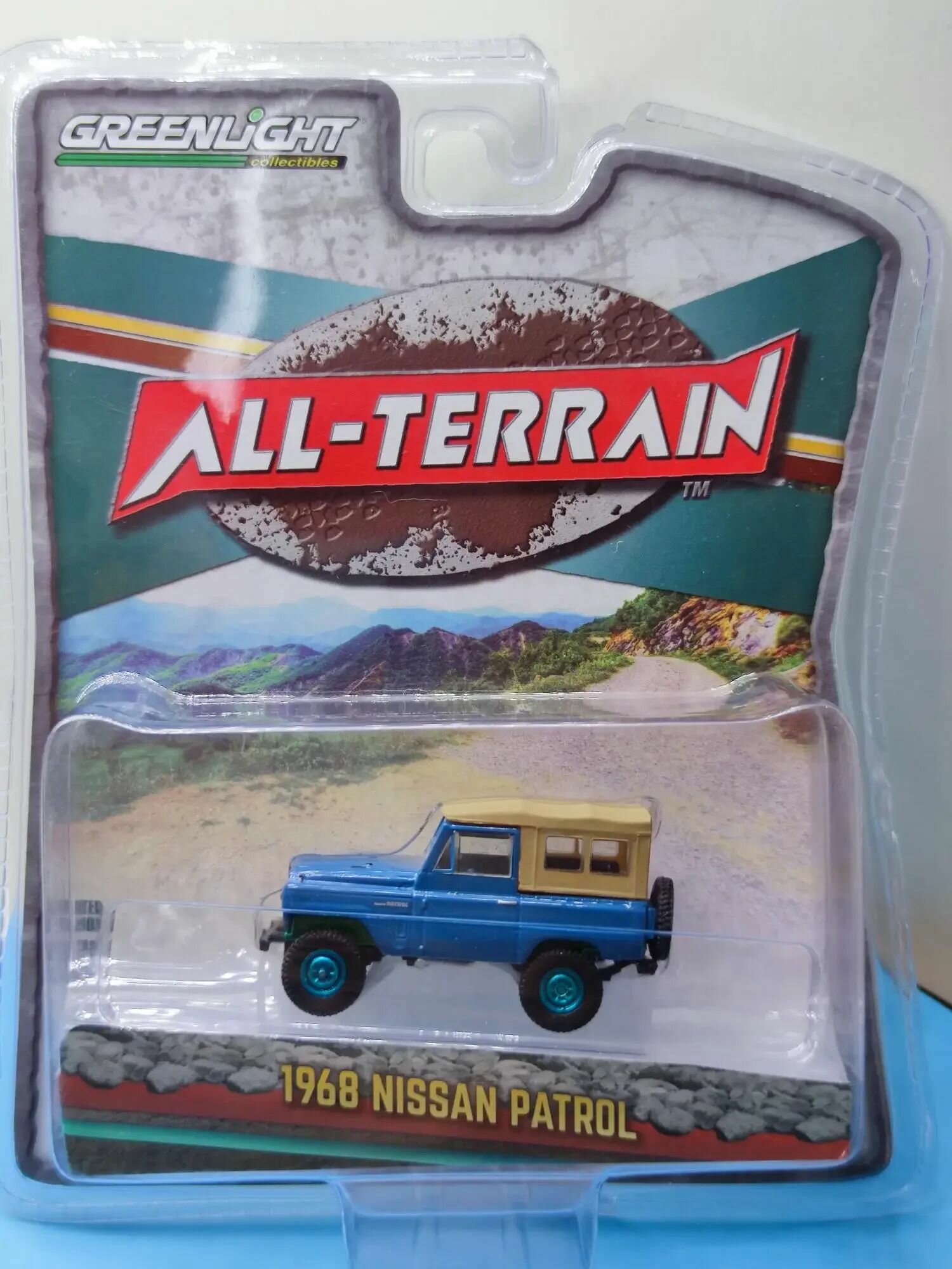 1:64 1968 Nissan PATROL Green Обязательно к покупке! Симулированная модель автомобиля из сплава это и игрушка, и коллекционный