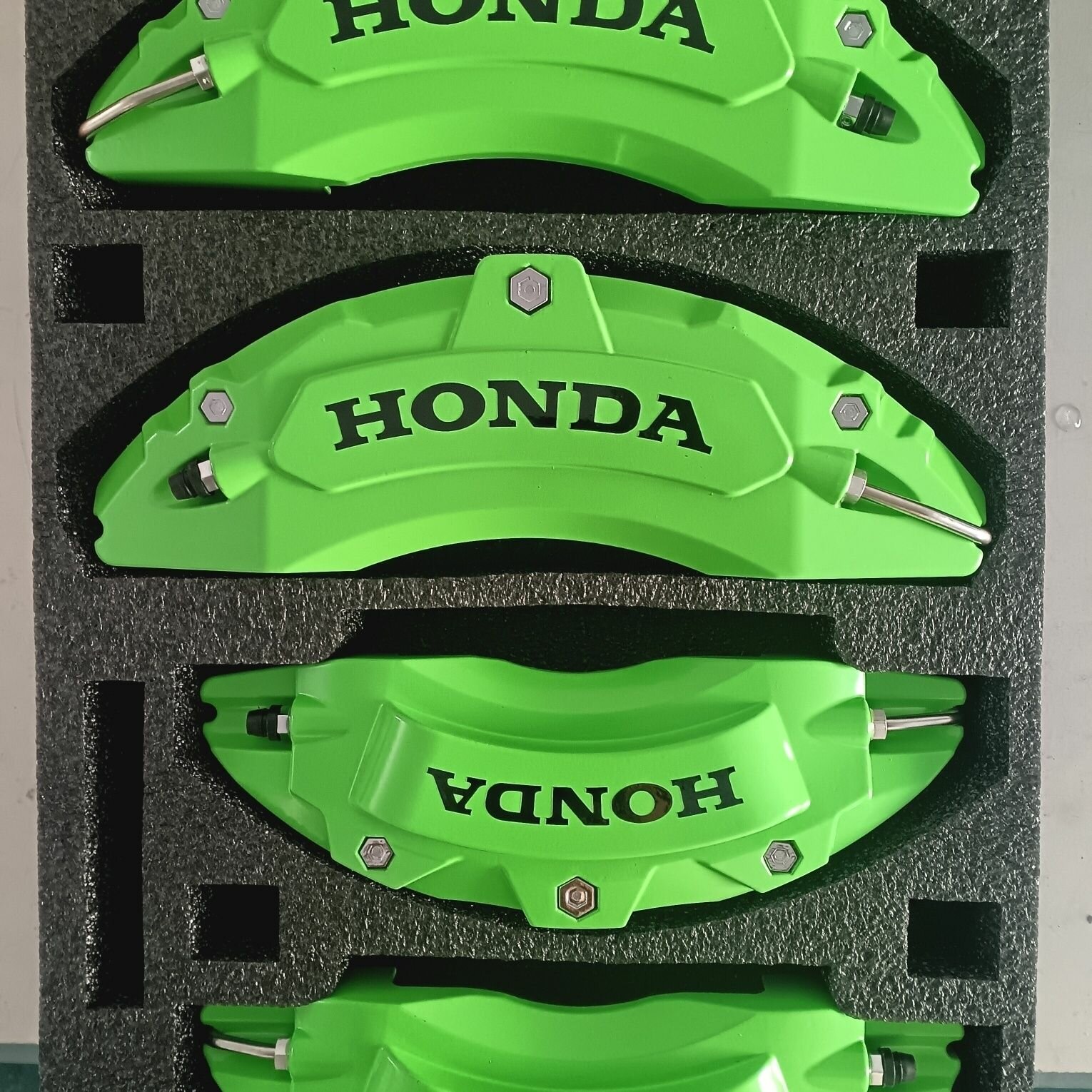 Полный комплект модифицированных суппортов для бензиновых моделей Honda Accord и Inspire 10-го и 11-го поколений.