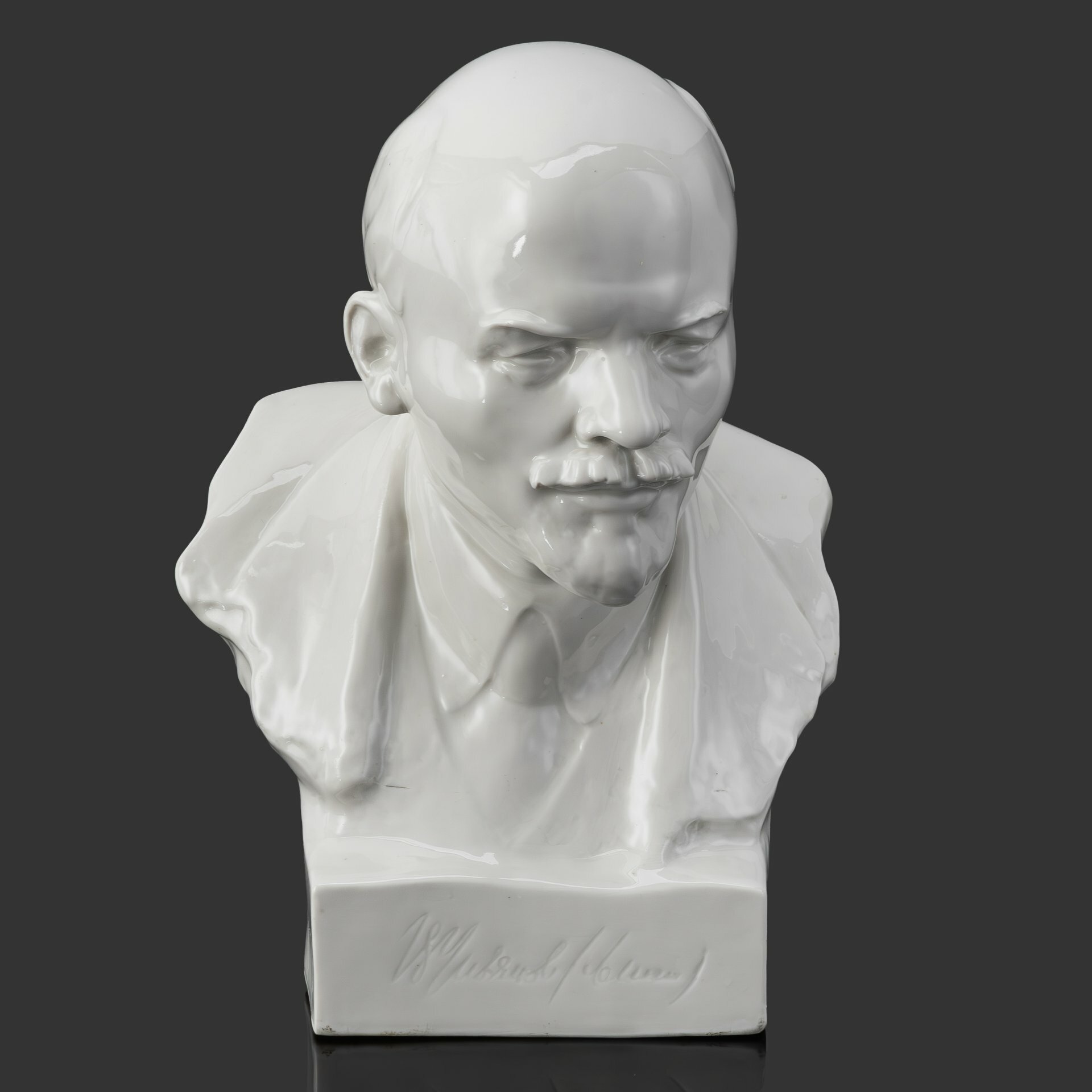 Бюст настольный «Владимир Ильич Ленин», скульптор Н. В. Томский, фарфор, глазурь