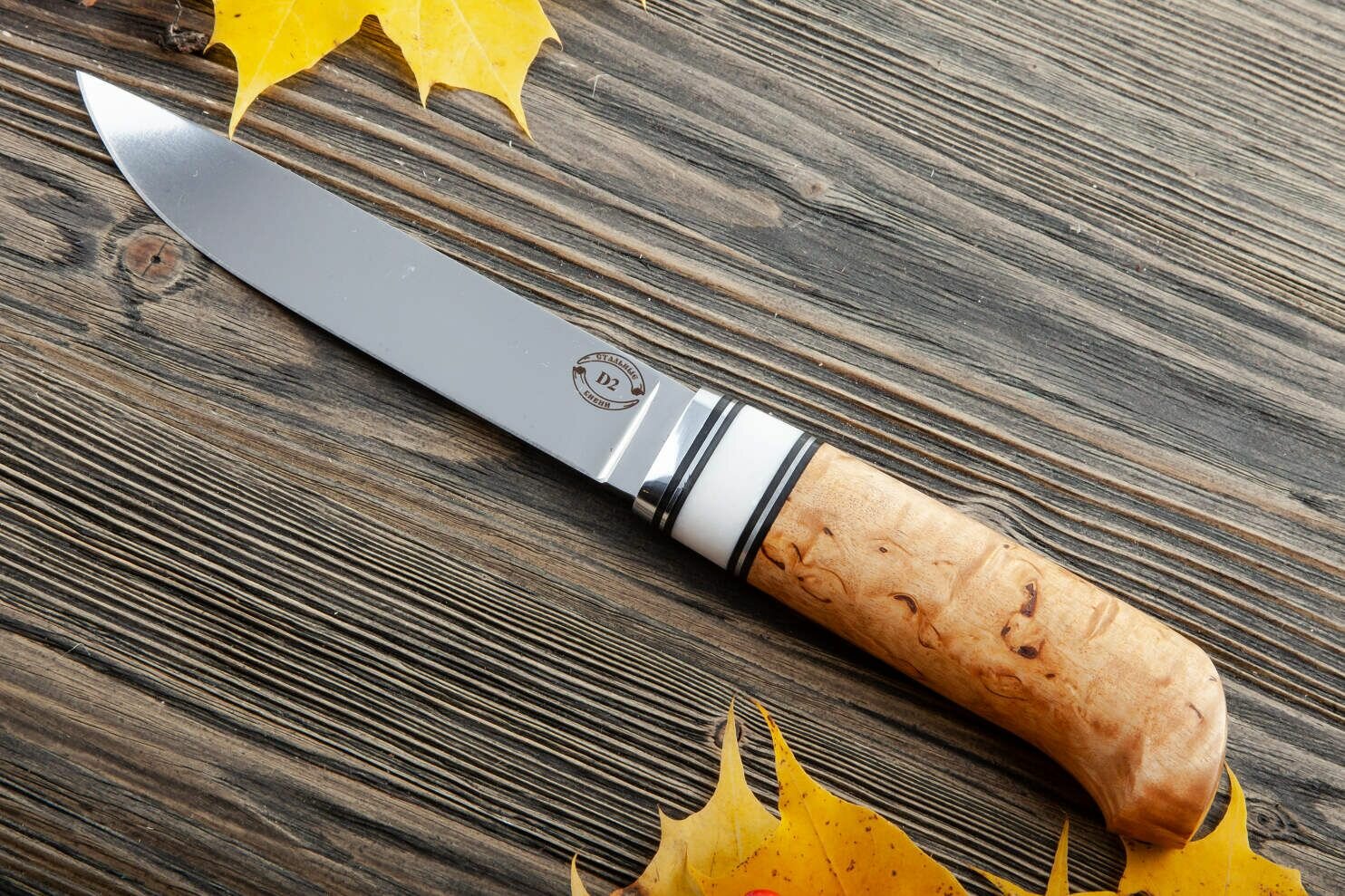 Нож туристический Финский 0370041 D2 Полированный Дюраль Карельская береза Кориан Стальные Бивни (Steel Tusks)