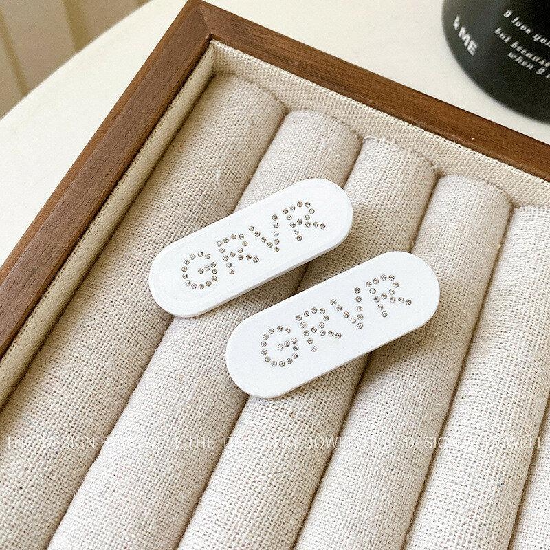 Стильный аксессуар для волос из ацетата с украшением из страз в виде буквы для женщин белый карт