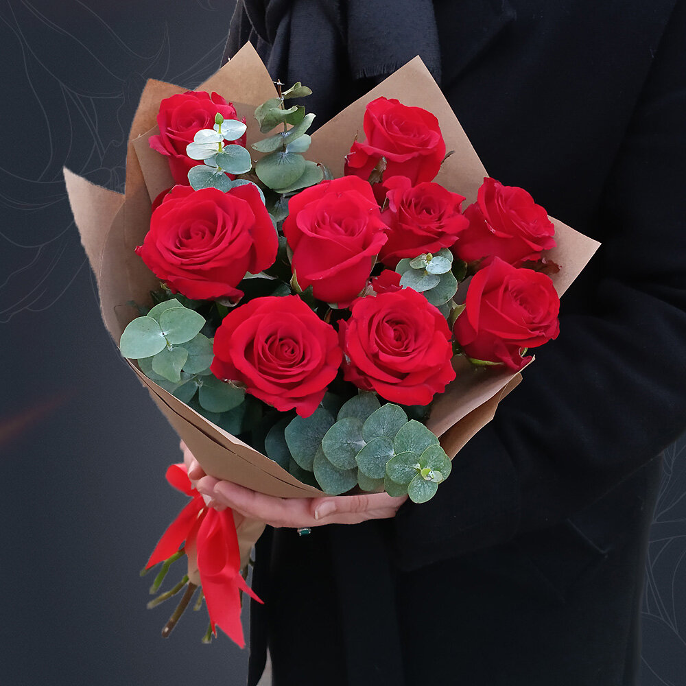 Эвия Red L- сборный букет из 9 красных роз с эвкалиптом в крафте с атласной лентой от 2name Flowers