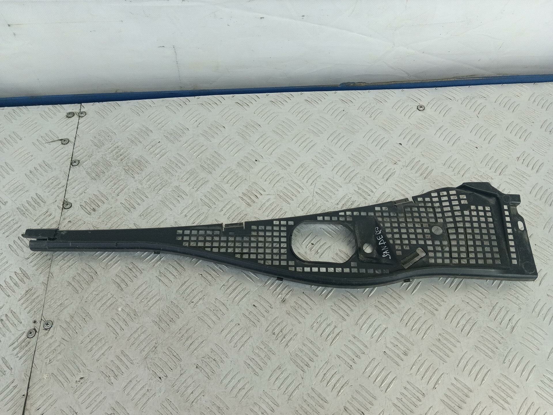 Уголок жабо правый Renault Sandero (2009 - 2014) 82002943162