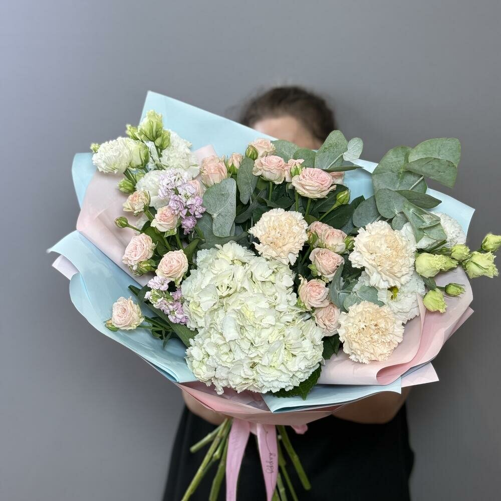 Букет нежный из гортензии розы кустовой эустомы, матиолы и гвоздики
