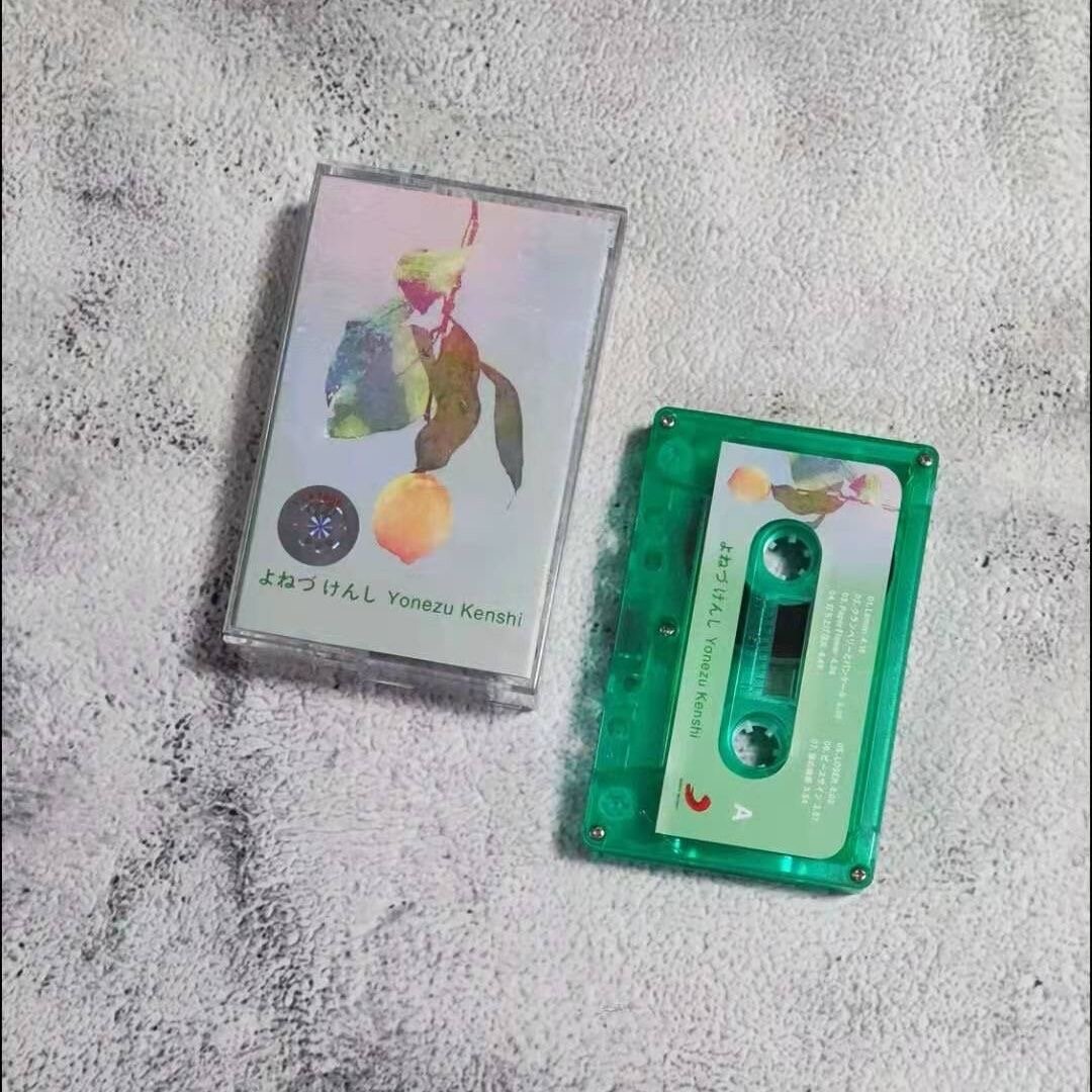 Аудиокассета 米津玄師 (Kenshi Yonezu) — сингл Lemon, чёрный корпус, главная песня Lemon, новая, запечатана, подарок