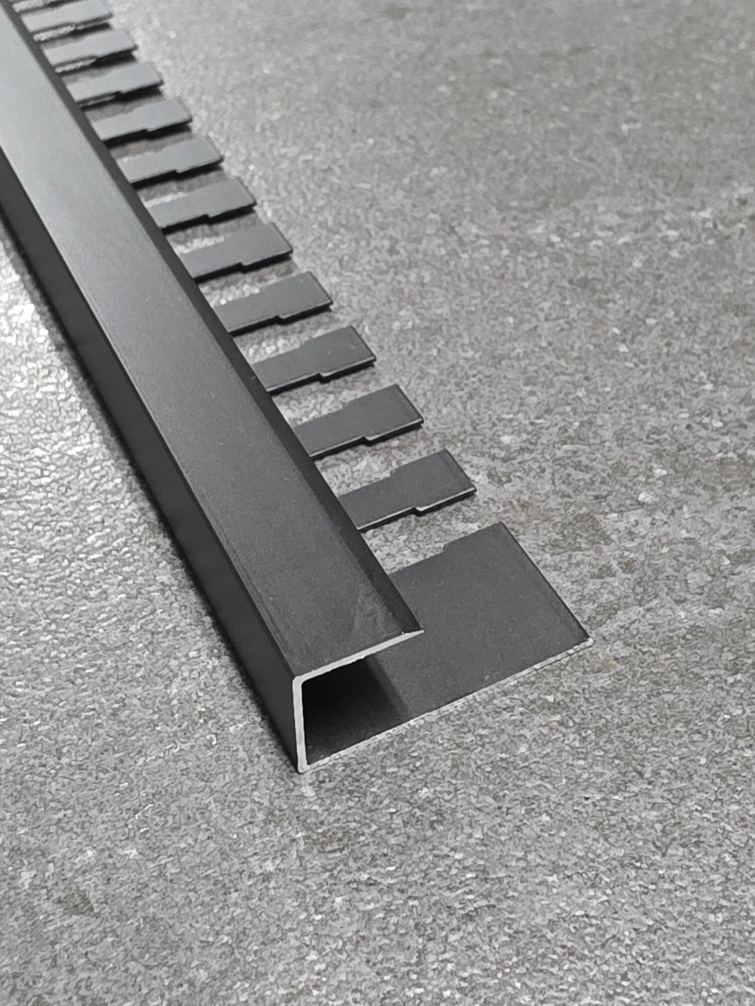 Профиль L-образный алюминиевый анодированный для плитки 10мм 2.7м Черный матовый