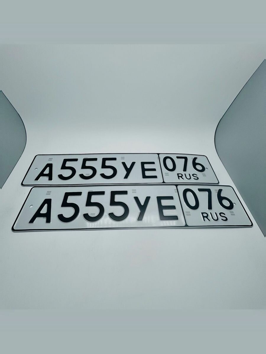 Госномера сувенирный а555уе076 2 шт. на оригинальной пластине (520*120мм) с объемным флагом и рус