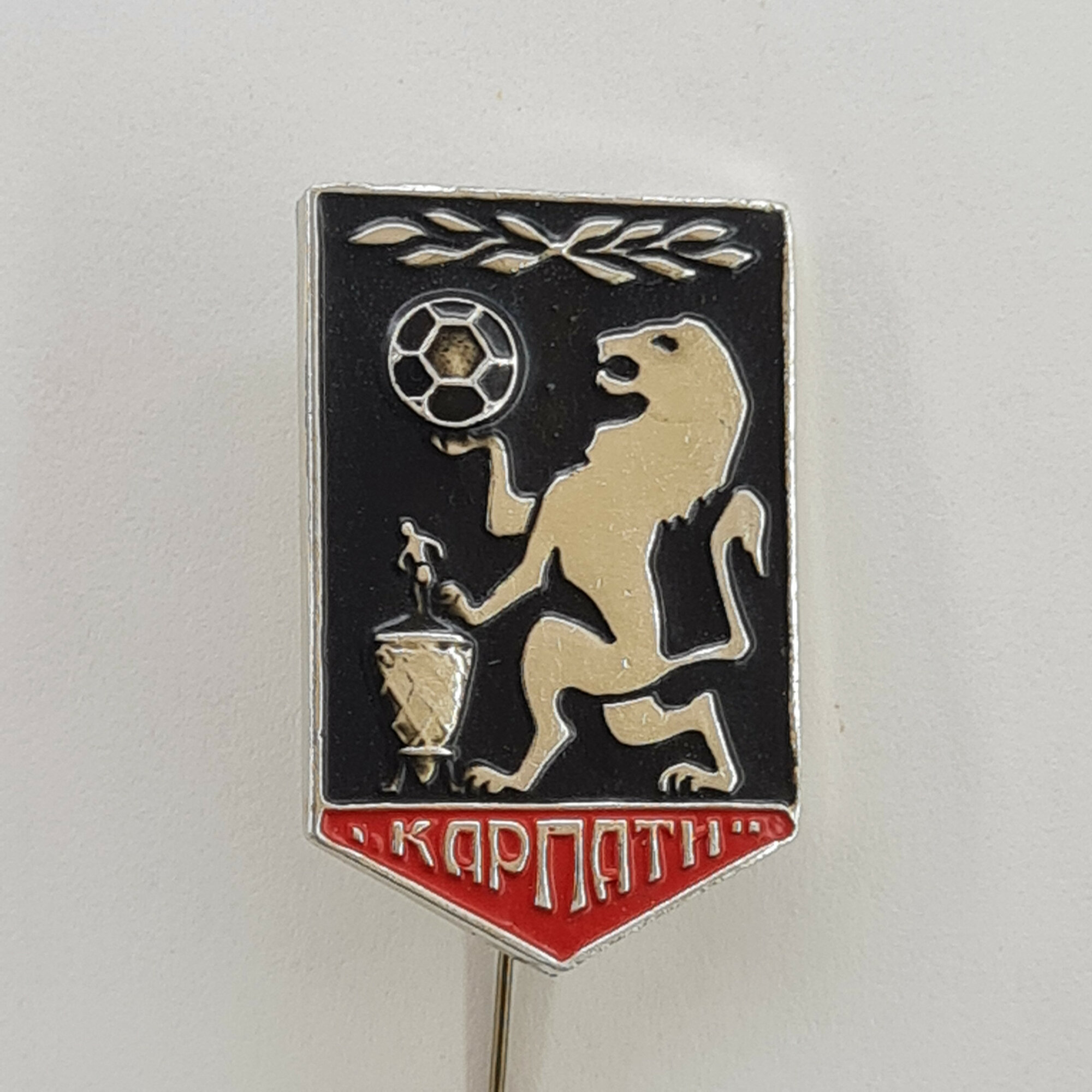 Значок СССР. Карпаты, лев с мячом и кубком, футбол. Винтажный значек.