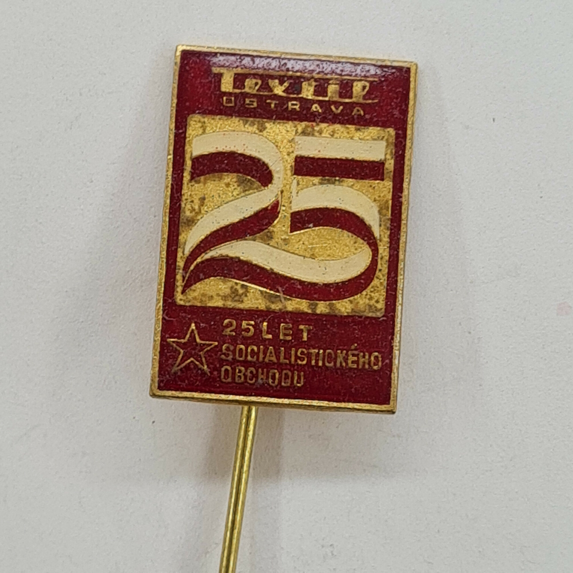 Значок СССР. Острава, 25 лет социалистического обновления, число 25 и звезда. Винтажный значек.