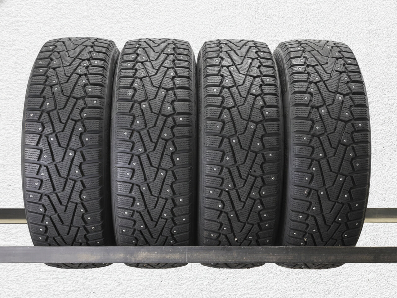 Комплект (4 шт) зимних БУ шин шипованные Pirelli ice zero 215/65 R16 10% износ TSB054249