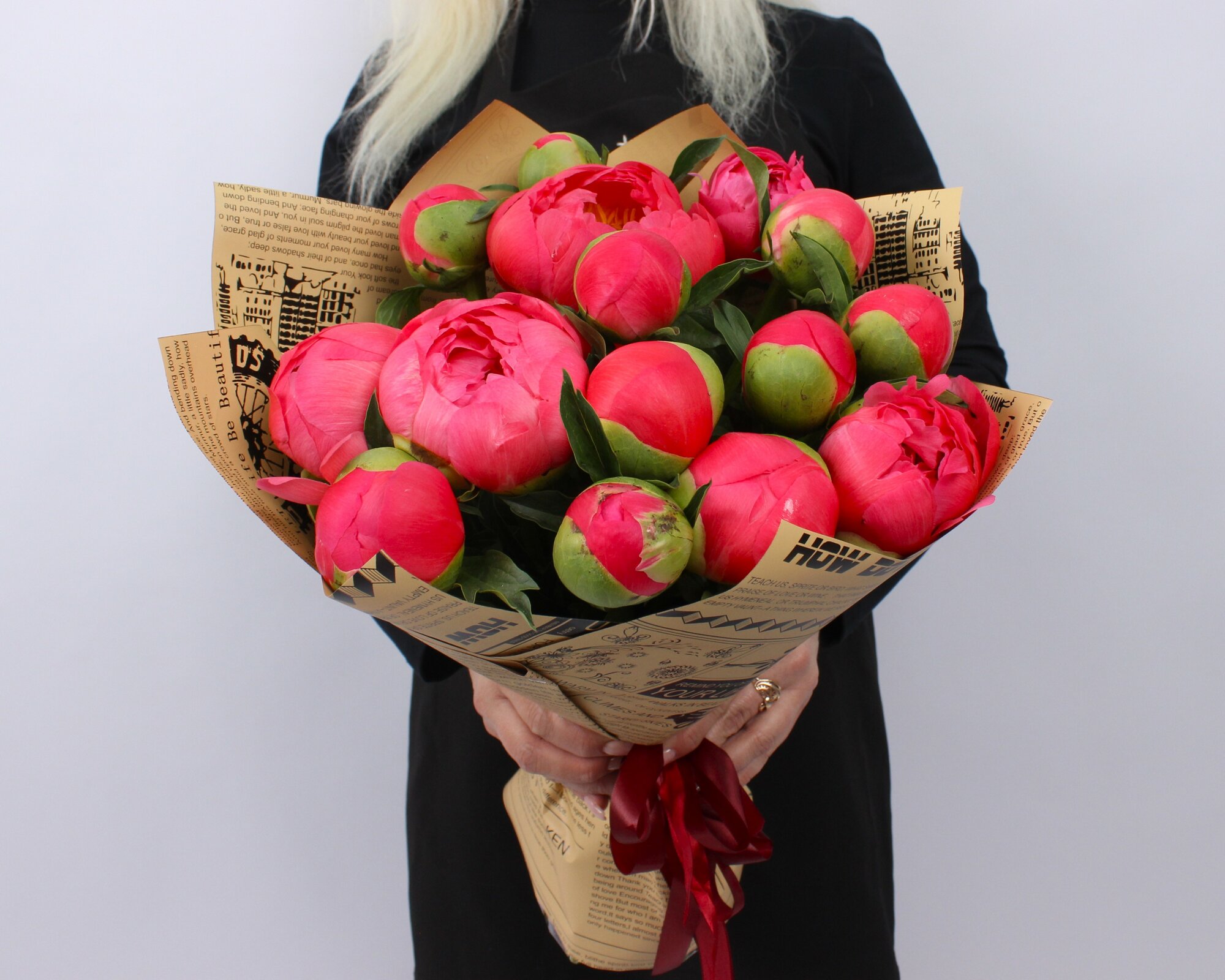 Монобукет THE FLOREAL коралловые пионы 15 штук, высота 55 см, с бантом