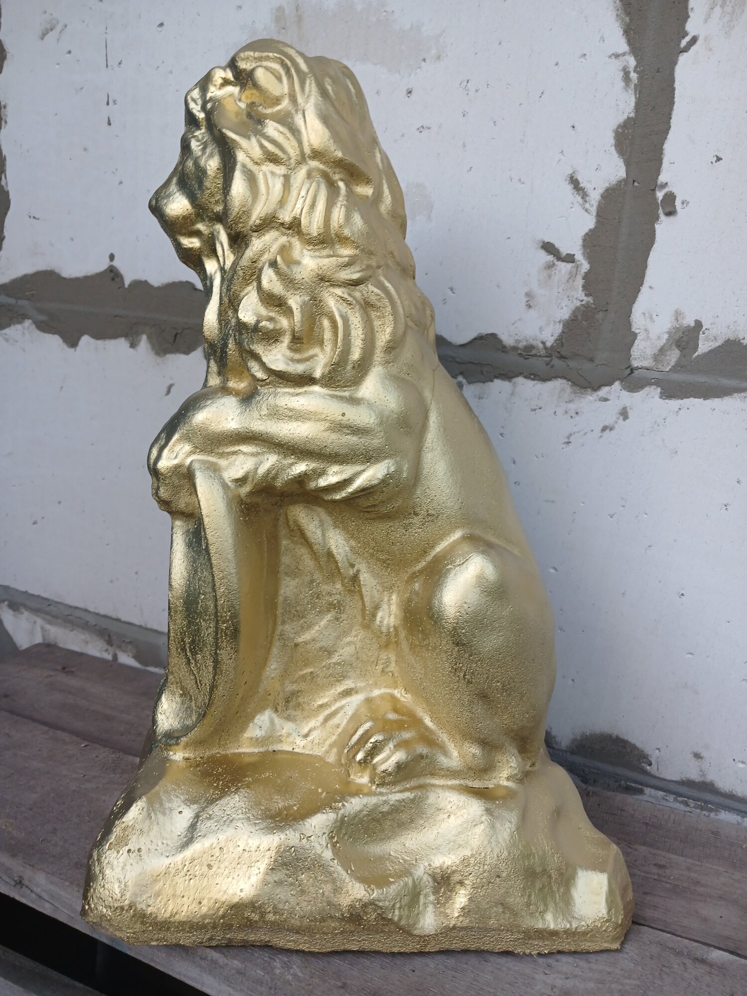 Лев из бетона