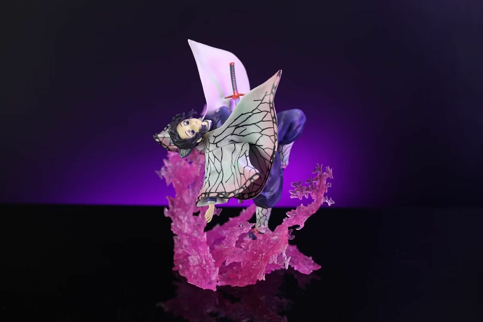 Фигурка Kimetsu no Yaiba Shinobu Kocho, коллекционная модель с эффектами основания, в оригинальной коробке