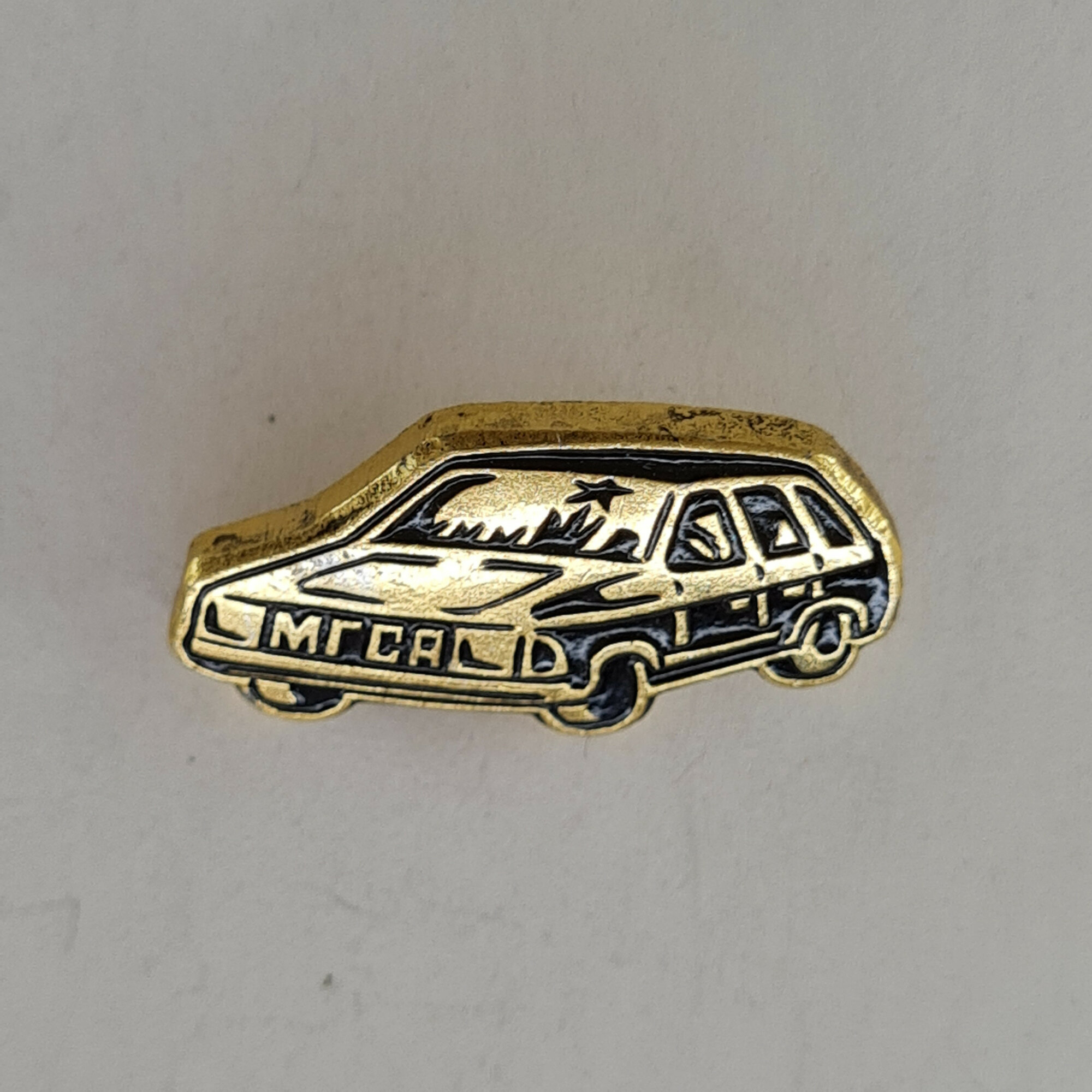 Значок СССР. Автомобиль Москвич, надпись мгса, автотематика. Винтажный значек.