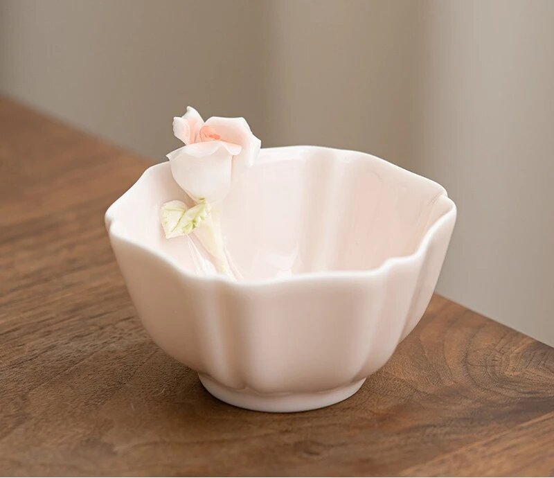 Эксклюзивная керамическая чайная чашка PDQ с розовыми лепестками pink rose