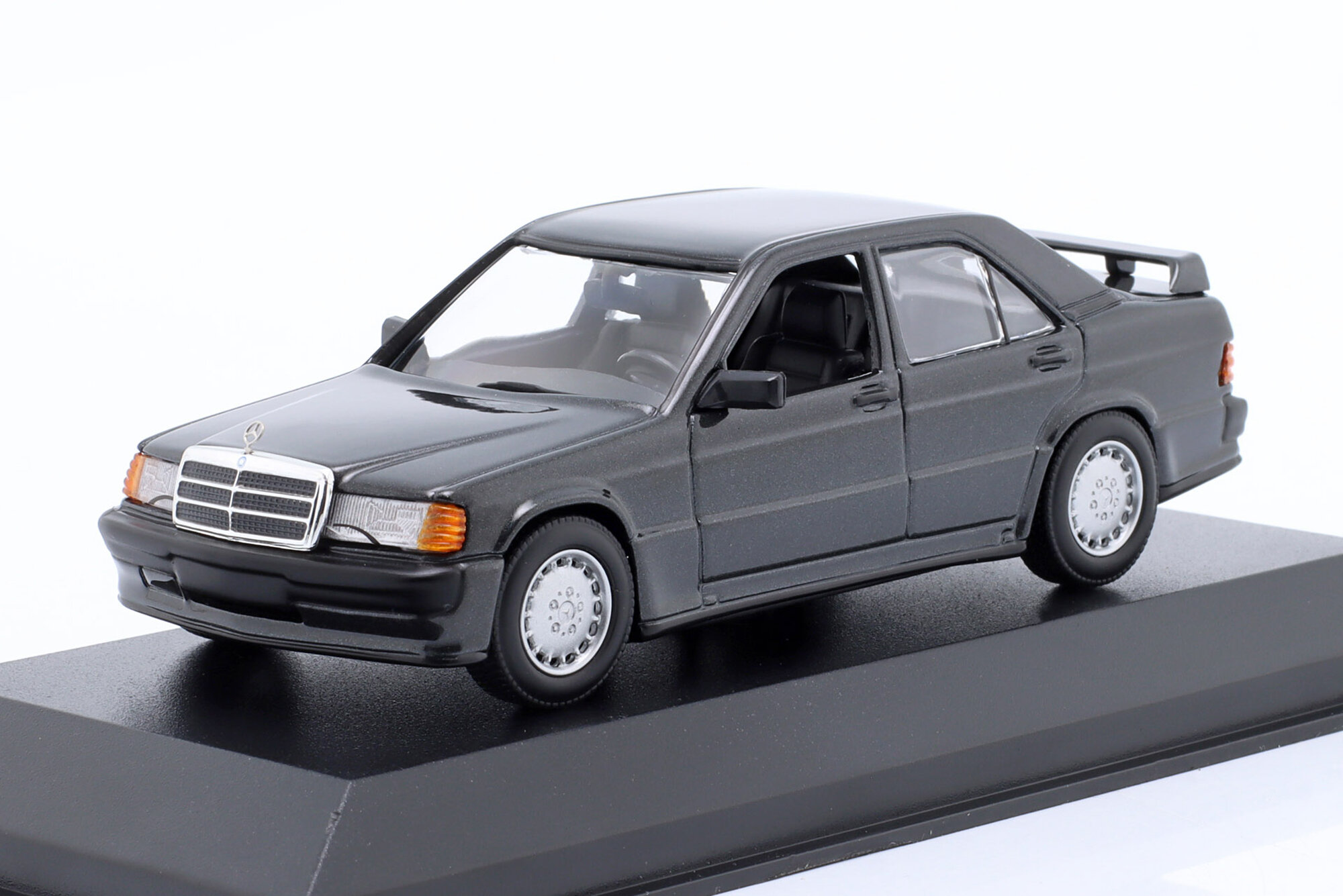 Модель коллекционная MAXICHAMPS Mercedes 190E 2.3-16 W201 1984 black metallic