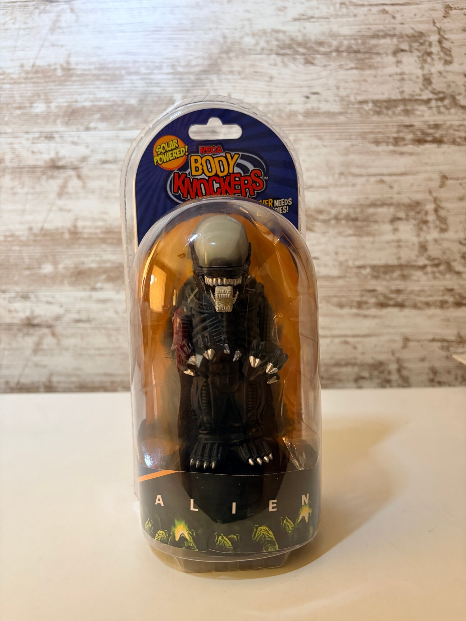 Коллекционная фигурка NECA Body Knockers Alien Xenomorph на солнечной батарее, качающаяся фигурка, 16 см