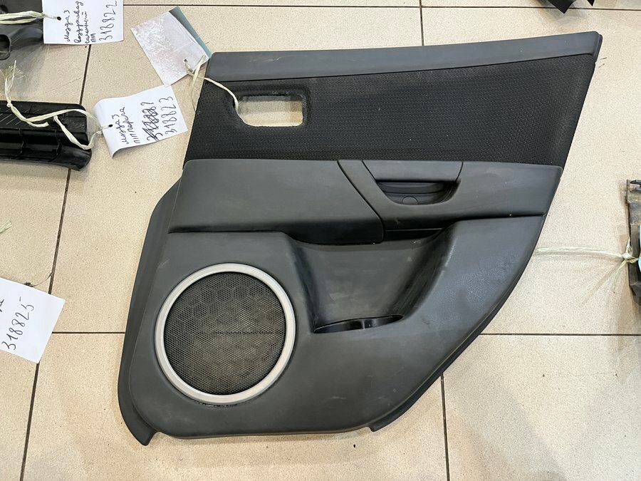 Обшивка двери задней правой от Mazda 3 bk 2003-2009