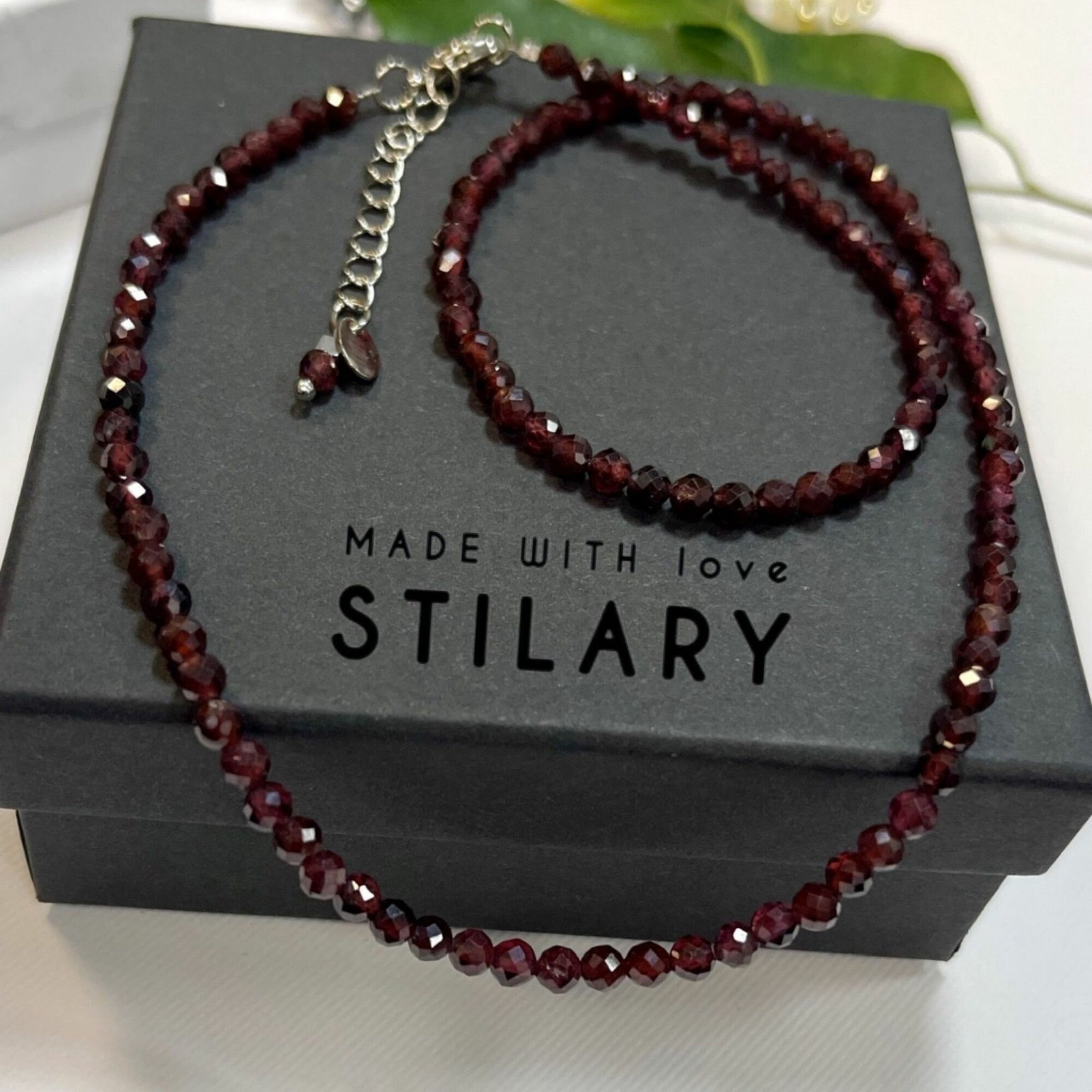 Busy choker iz naturalnogo granata naturalnyy kamen dlina izdeliya 42 5 sm diametr businki 4 mm