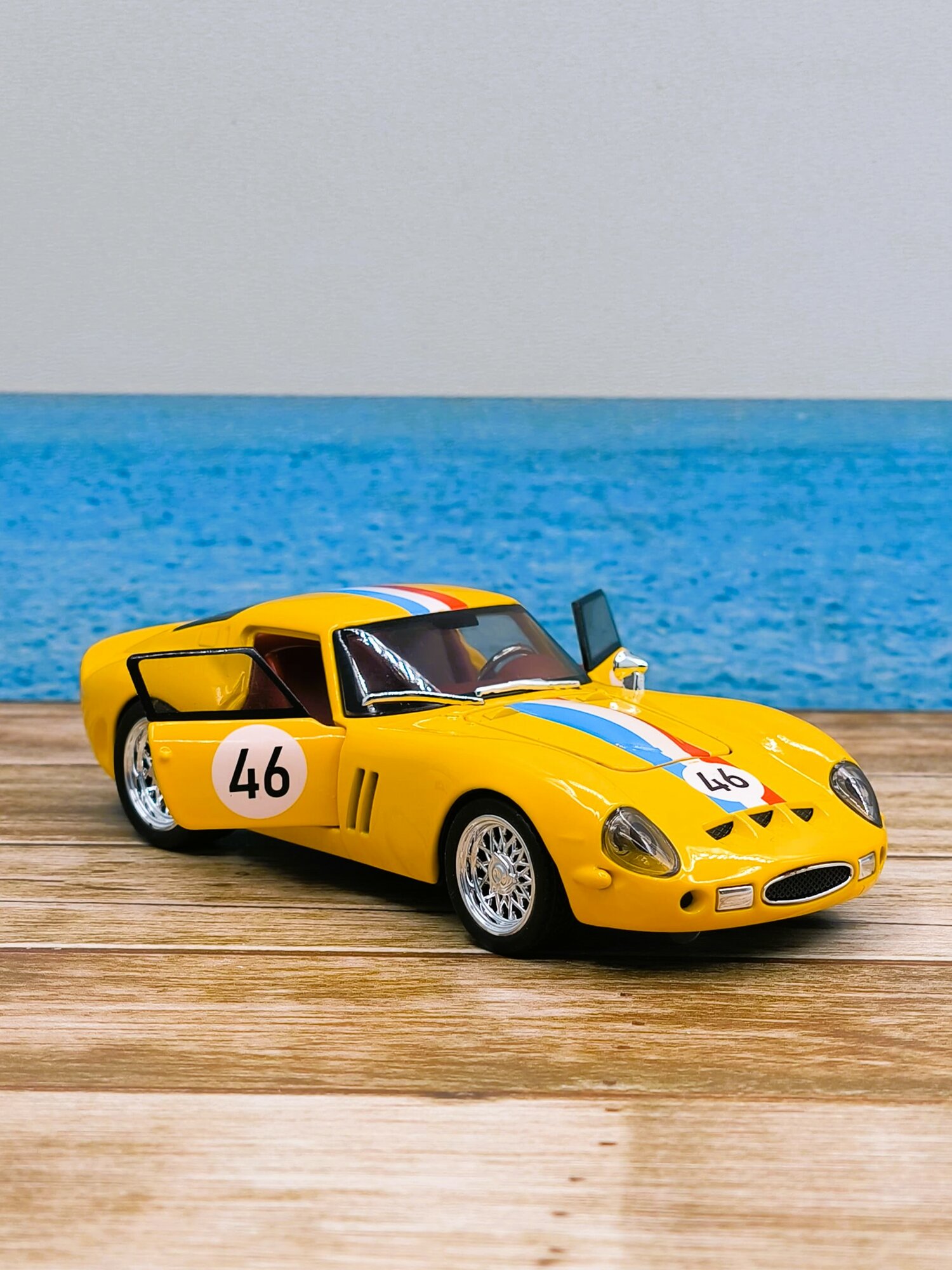 Металлическая модель машины Ferrari 250 GTO с световым и звуковым сопровождением. Масштаб 1:32