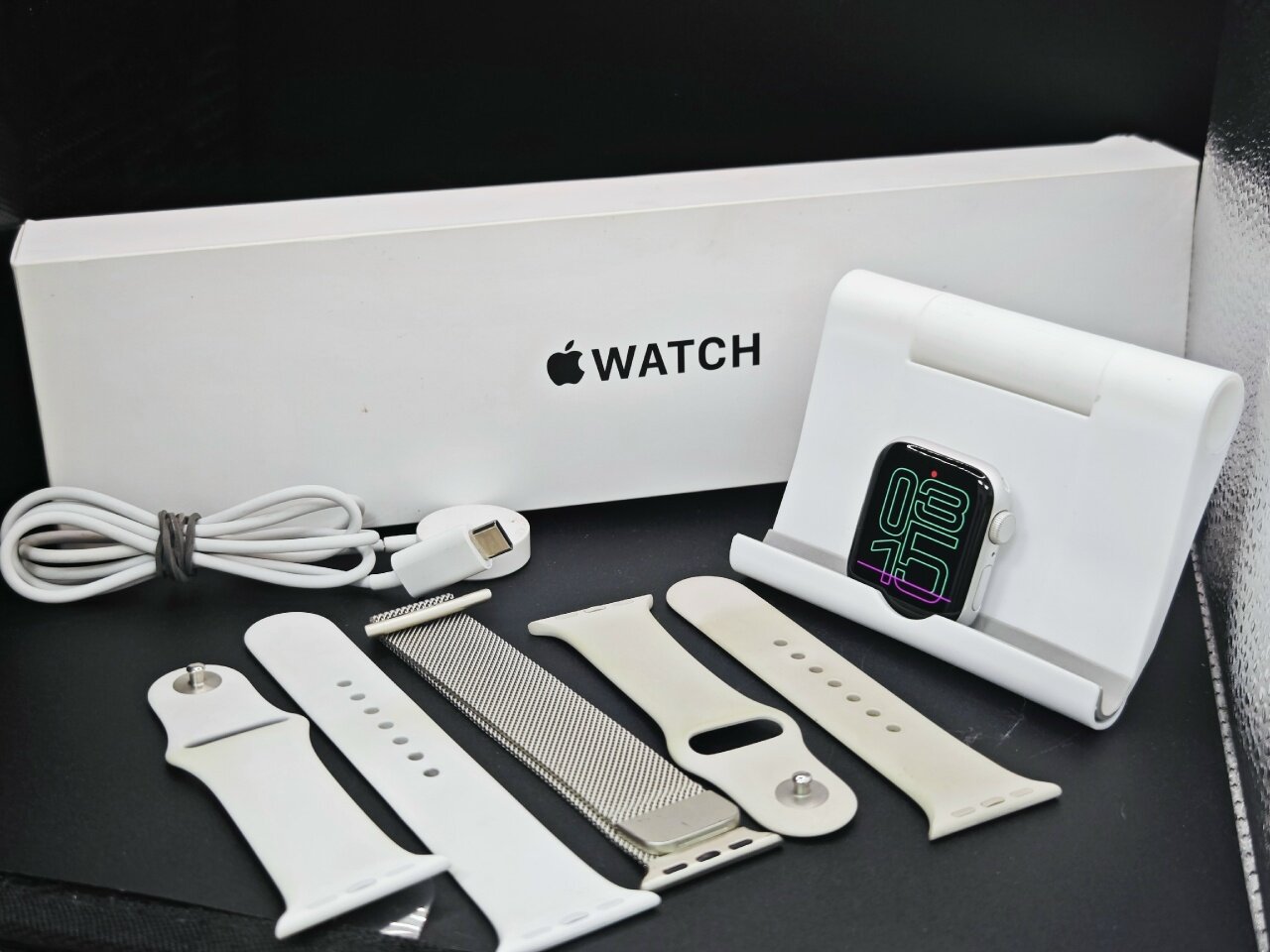 Смарт-часы Apple Watch SE 2022 (2GEN) 40mm Starlight Aluminum Case with Starlight Sport Band (Серебристый) Б/У уценка