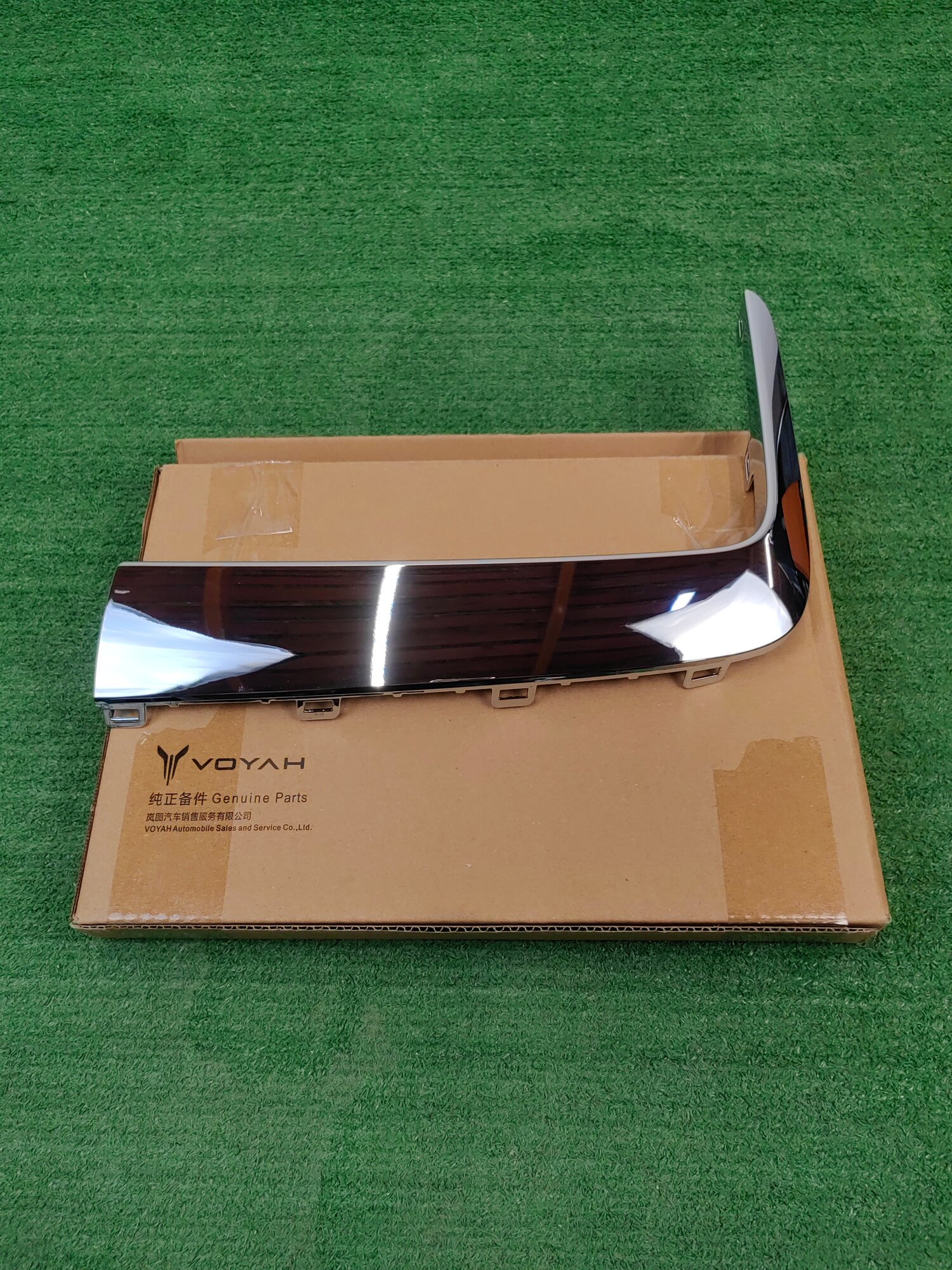 Voyah Молдинг переднего бампера левый Voyah Dream 280335001CS02